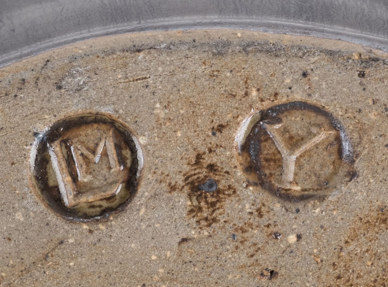 Lot 9 - Leach (Michael, 1913-1985).