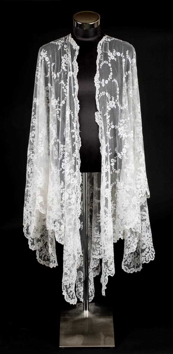 Lot 166 - Lace shawl.
