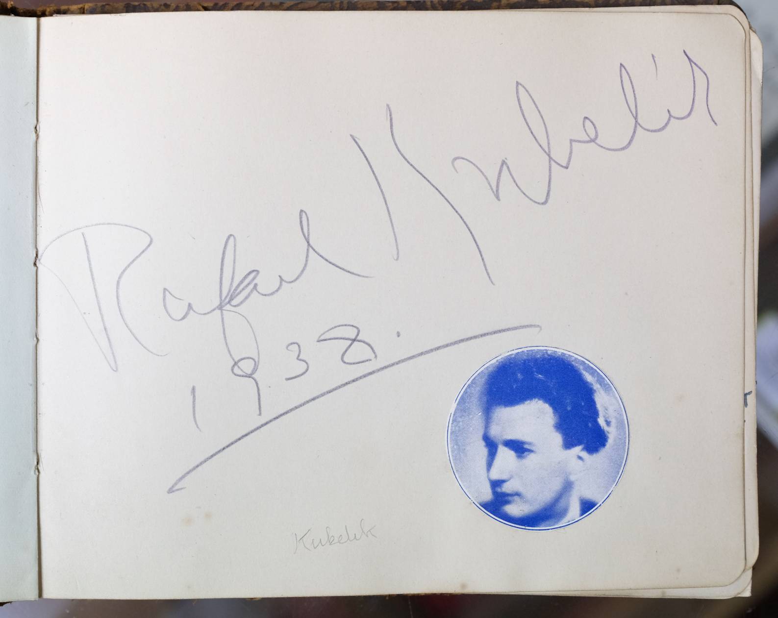 Lot 332 - Autograph albums.