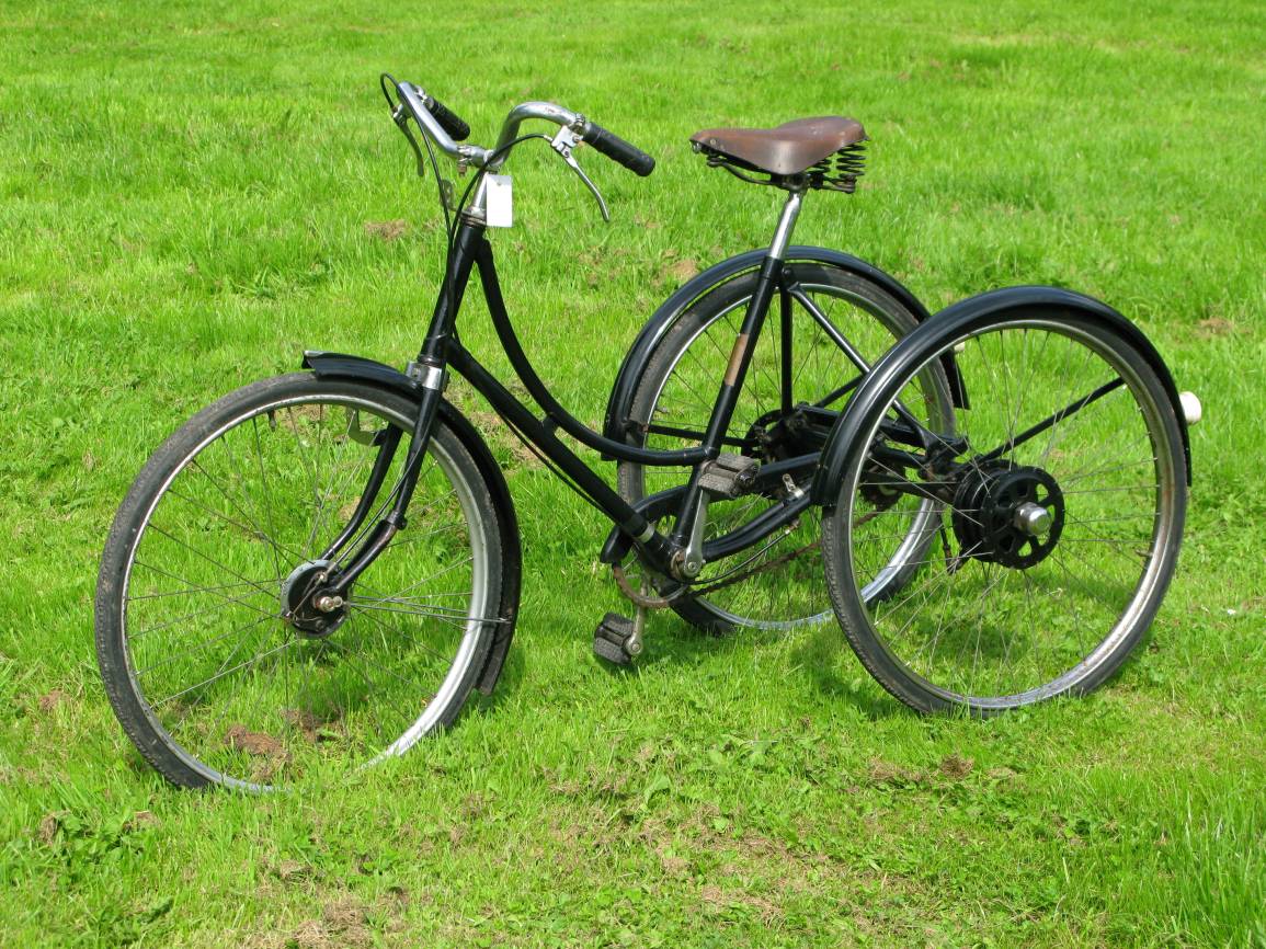 Lot 407 - A Lady's Loop Frame Tricycle.