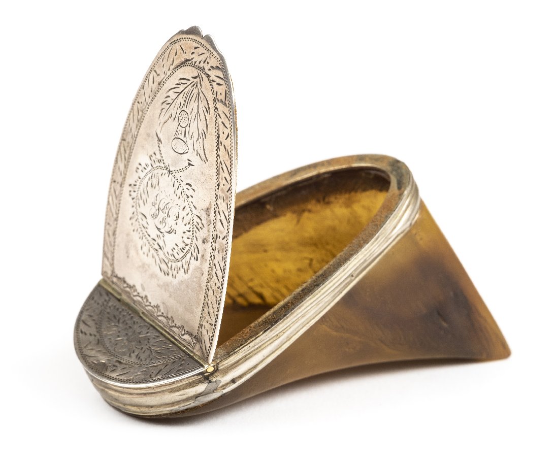 Lot 911 - Hoof Snuff Box.