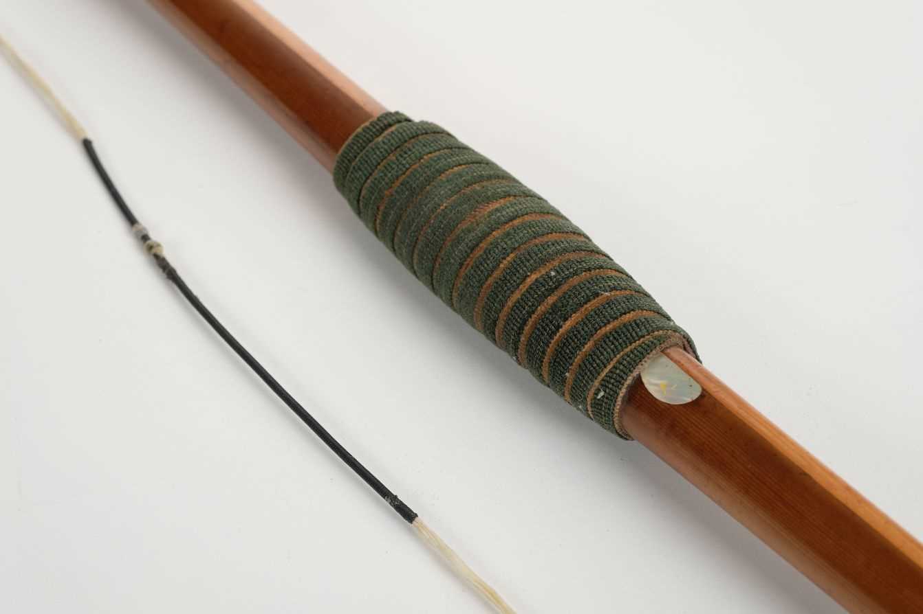 Lot 207 - Longbow.