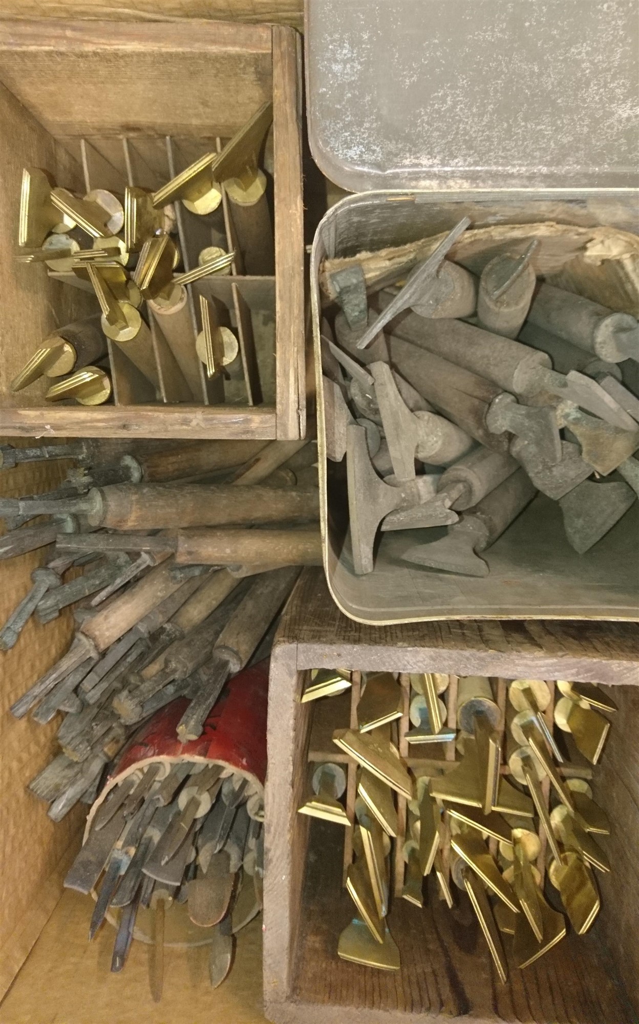 Lot 35 - Decorative finishing tools.