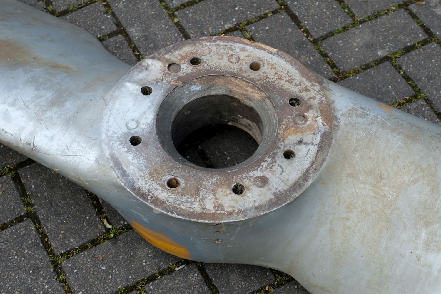 Lot 131 - Propeller. An extremely large propeller used