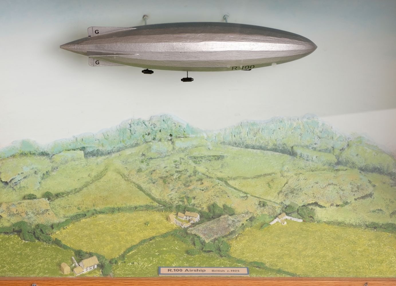 Lot 133 - R.100 Airship. A well made diorama of the