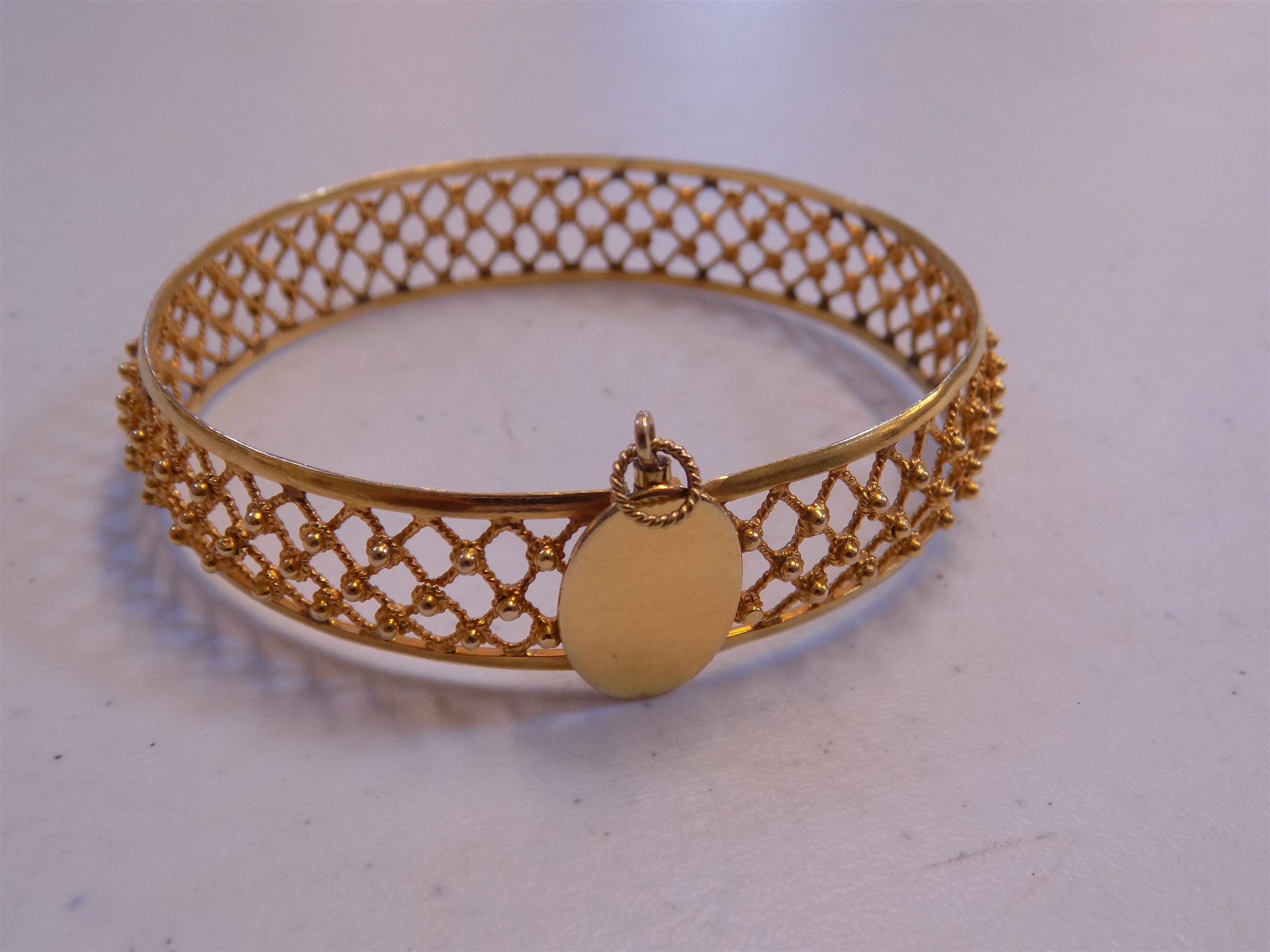 Lot 1 - Bangle. A Continental 18ct gold ladies bangle