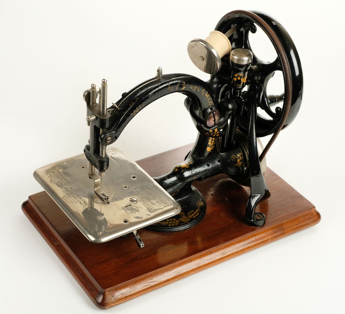 Lot 75 - Sewing machine. A late 19th century sewing