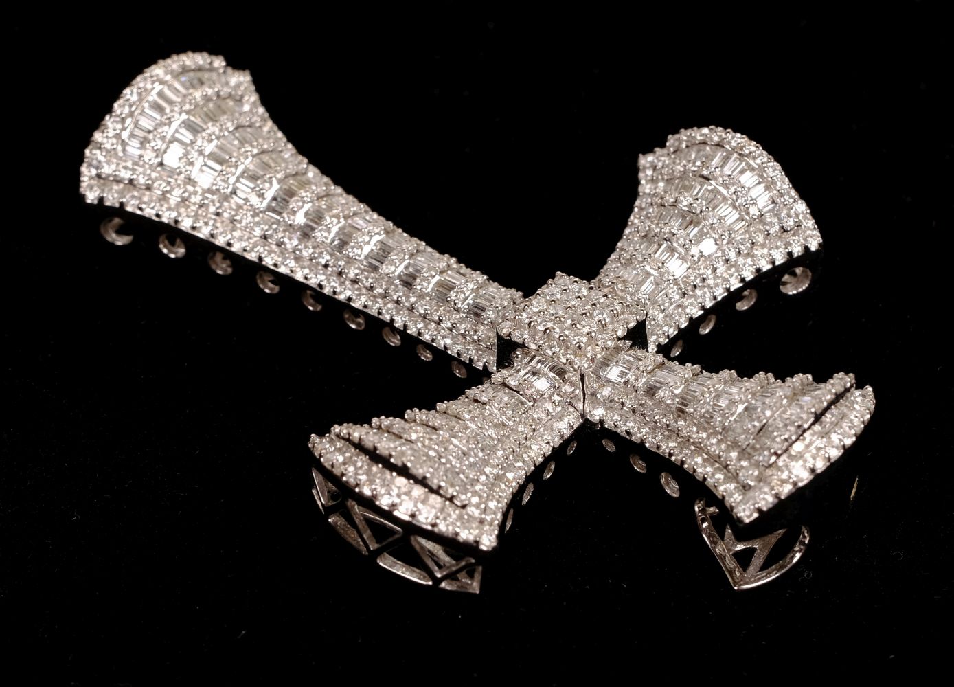 Lot 11 - Cross. A modern 18ct white gold cross