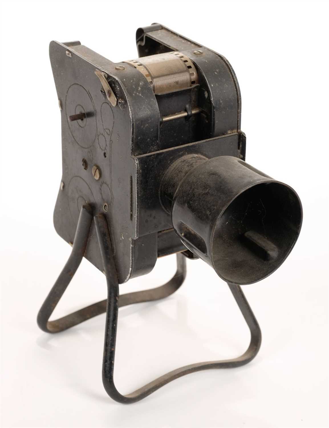 Lot 302 - Bell & Howell Eyemo 35mm movie camera, circa