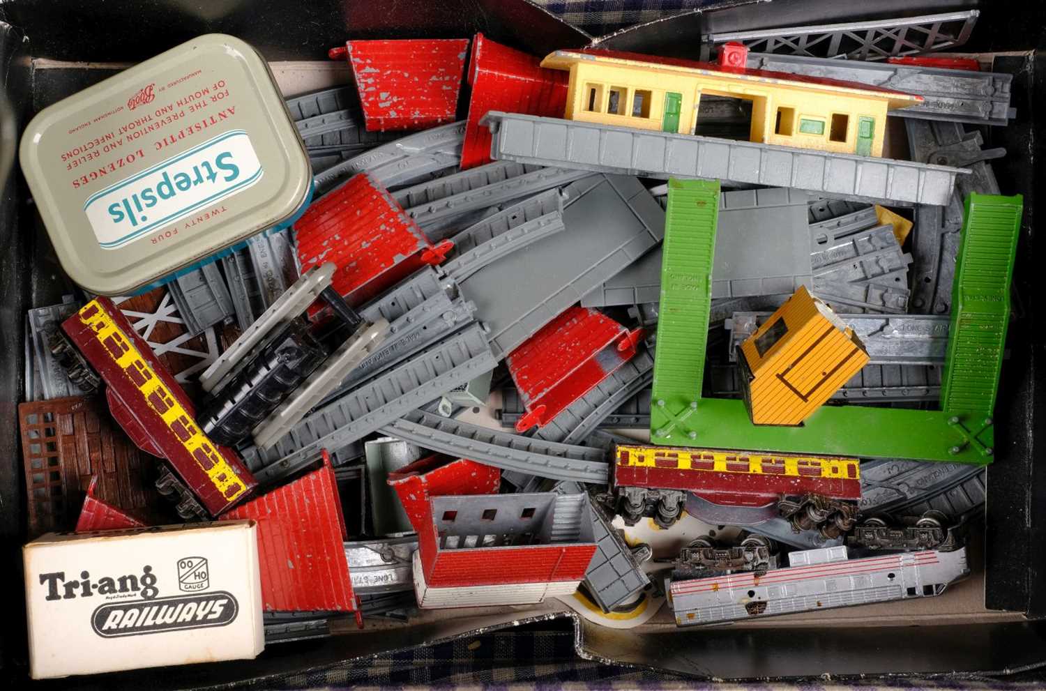 Lot 4 - Model rail. A Lone Star "Locos" train set