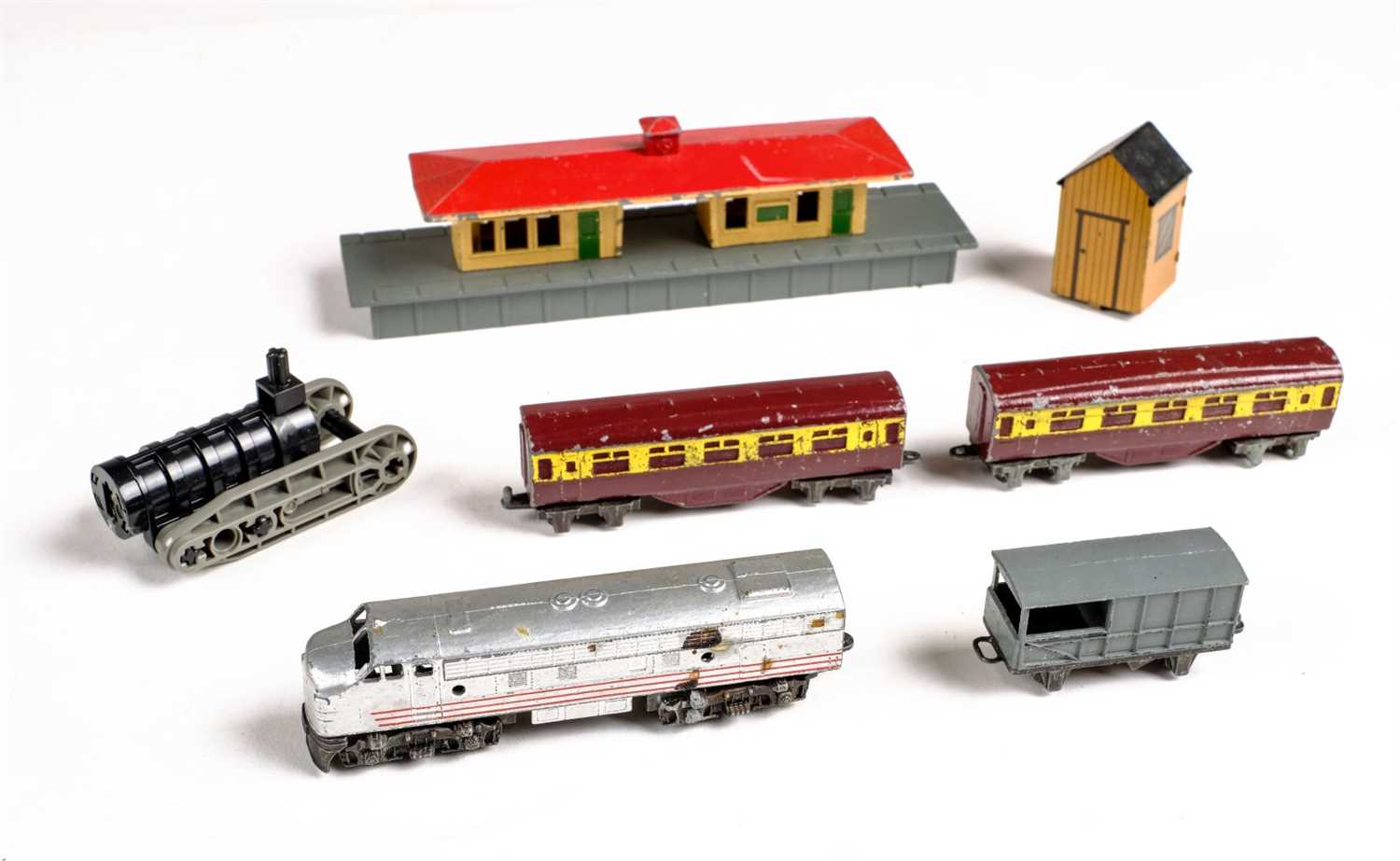 Lot 4 - Model rail. A Lone Star "Locos" train set