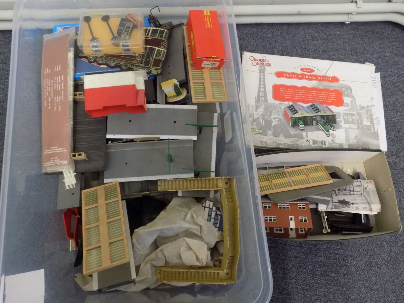 Lot 6 - Tram track layout & accessories. A tram track