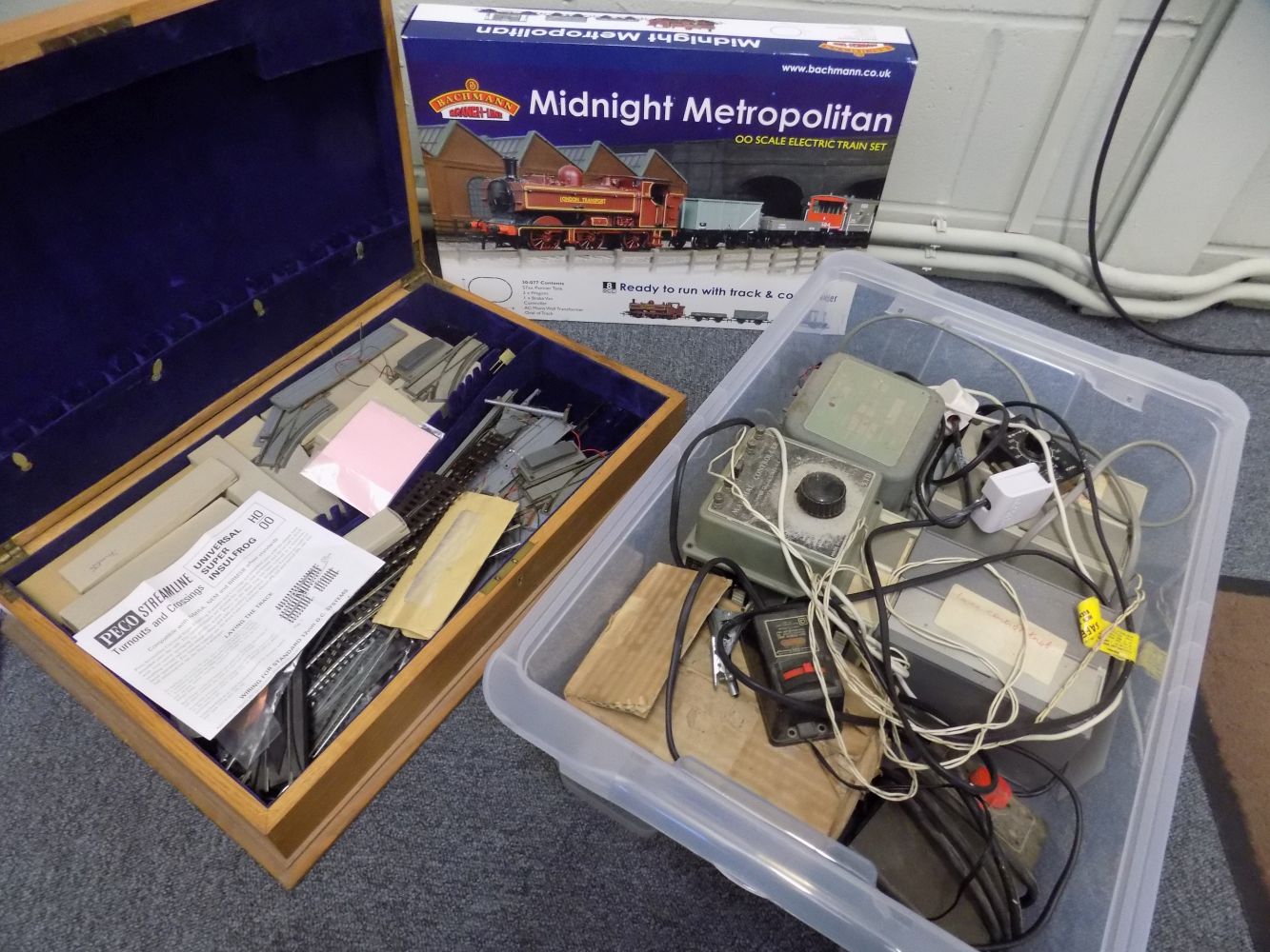 Lot 6 - Tram track layout & accessories. A tram track