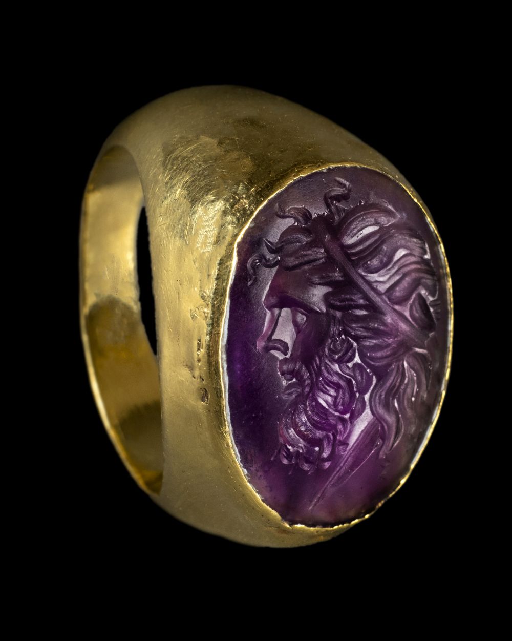 Lot 94 - Roman. A large Roman gold ring set with