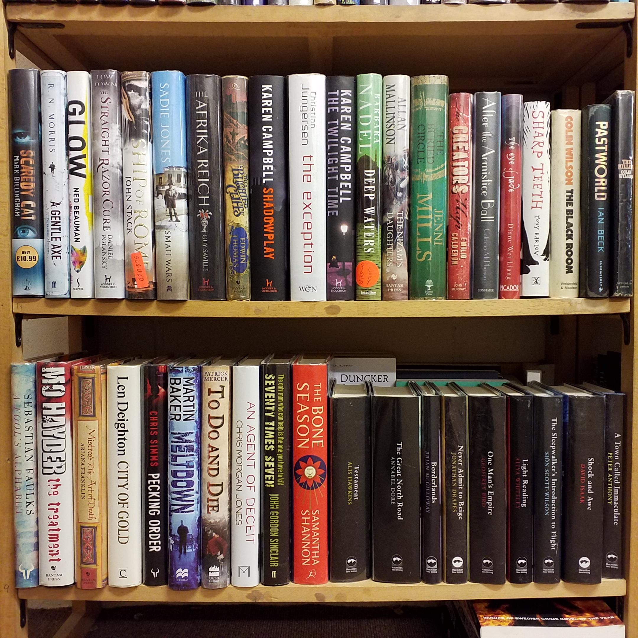 Lot 828 - Modern Fiction. A large collection of modern