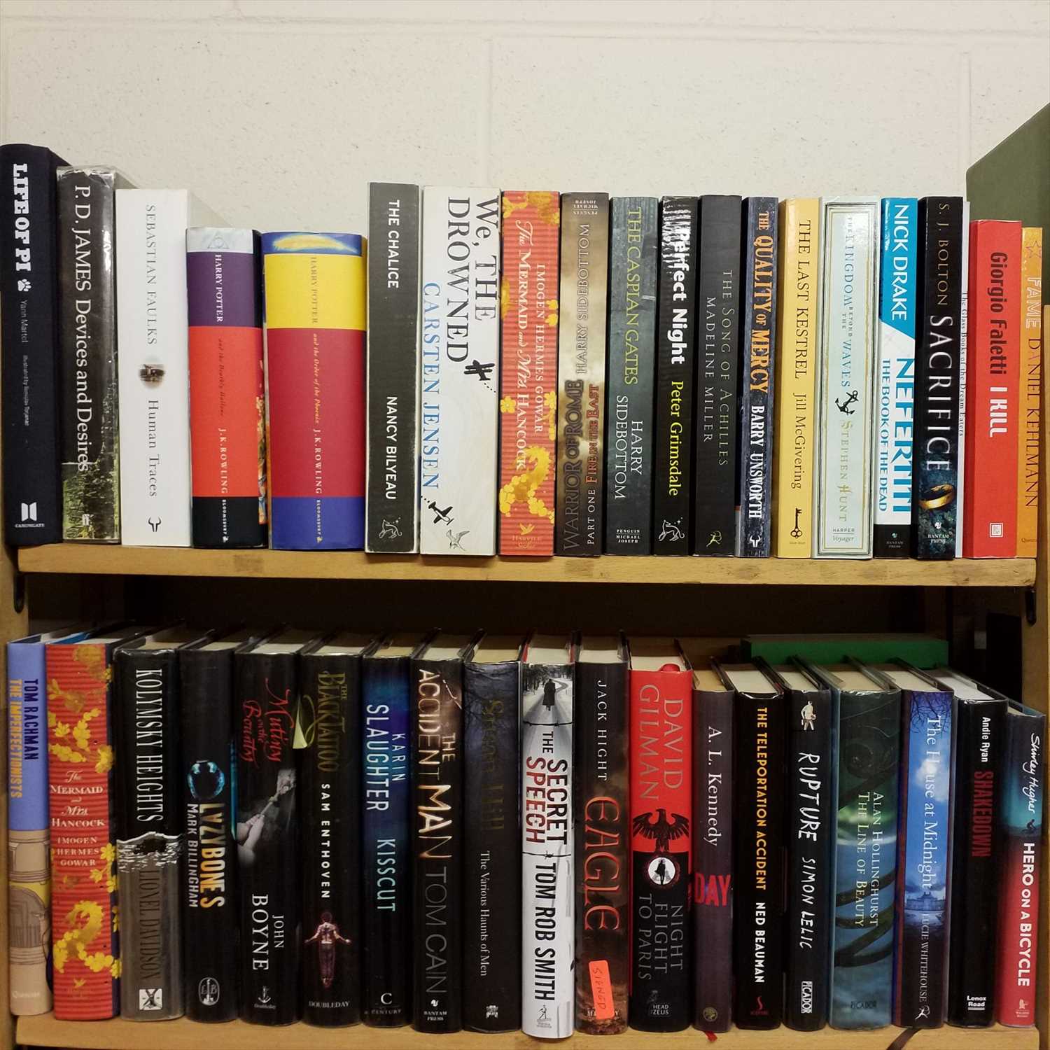Lot 331 - Modern Fiction. A large collection of modern