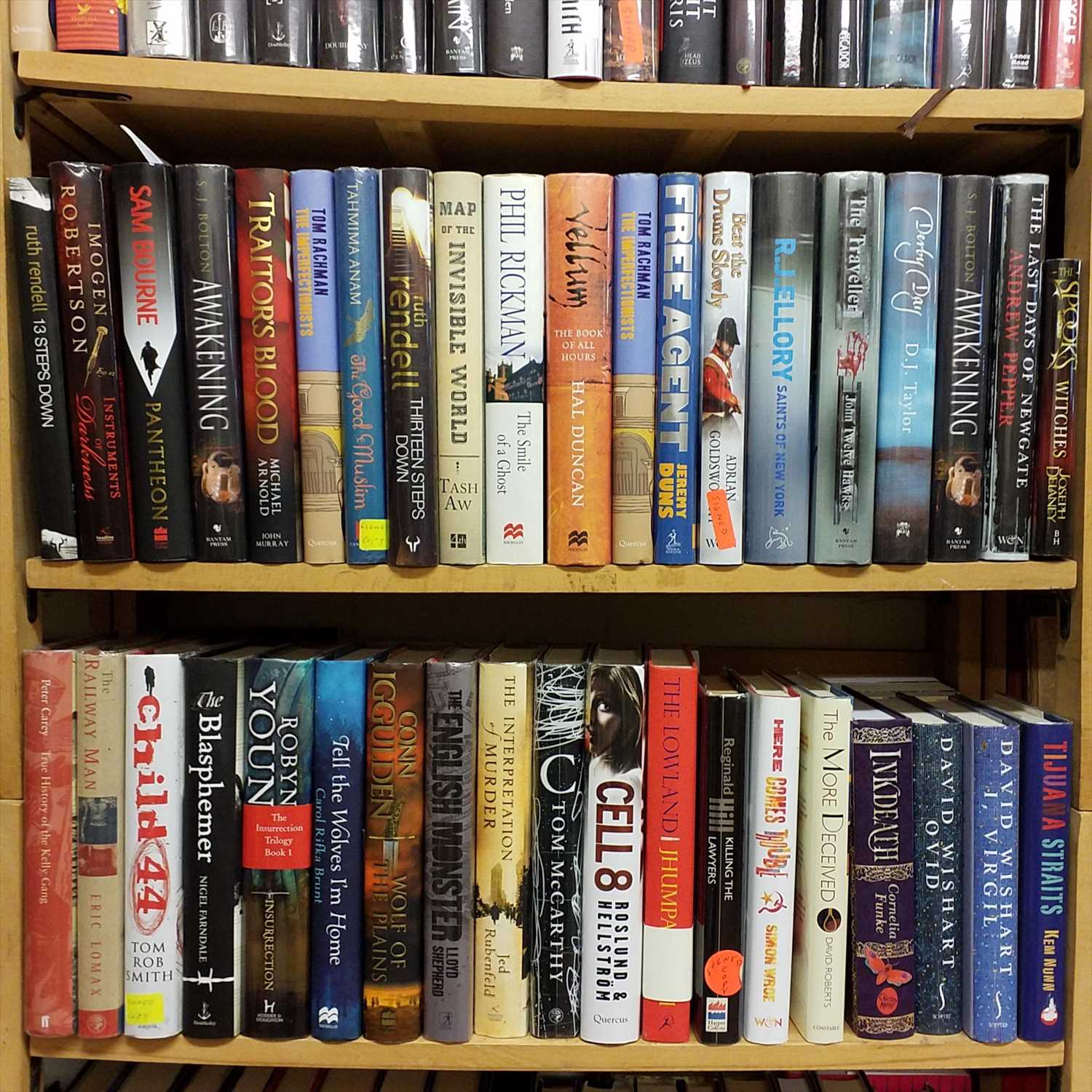 Lot 331 - Modern Fiction. A large collection of modern