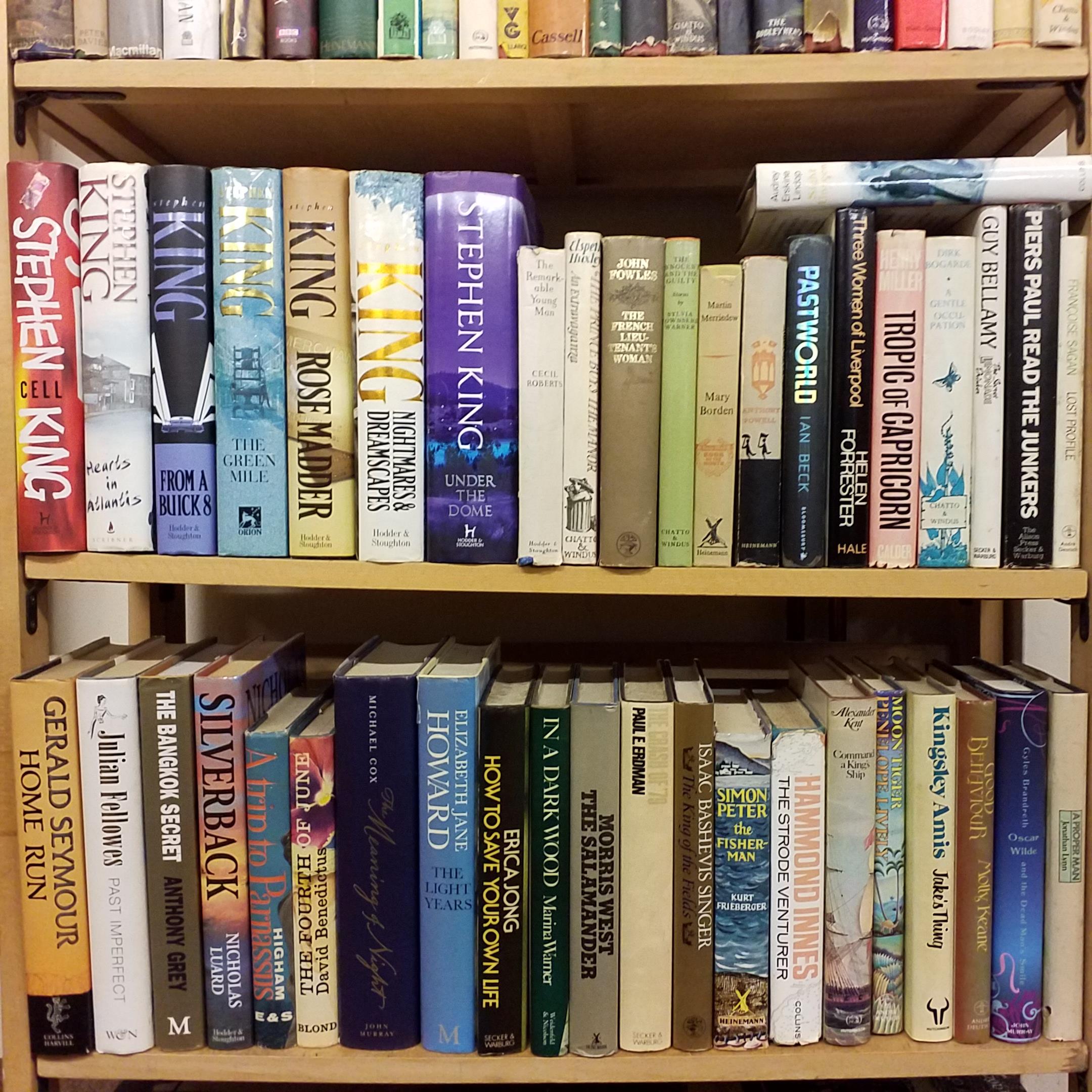 Lot 345 - Modern Fiction. A large collection of modern