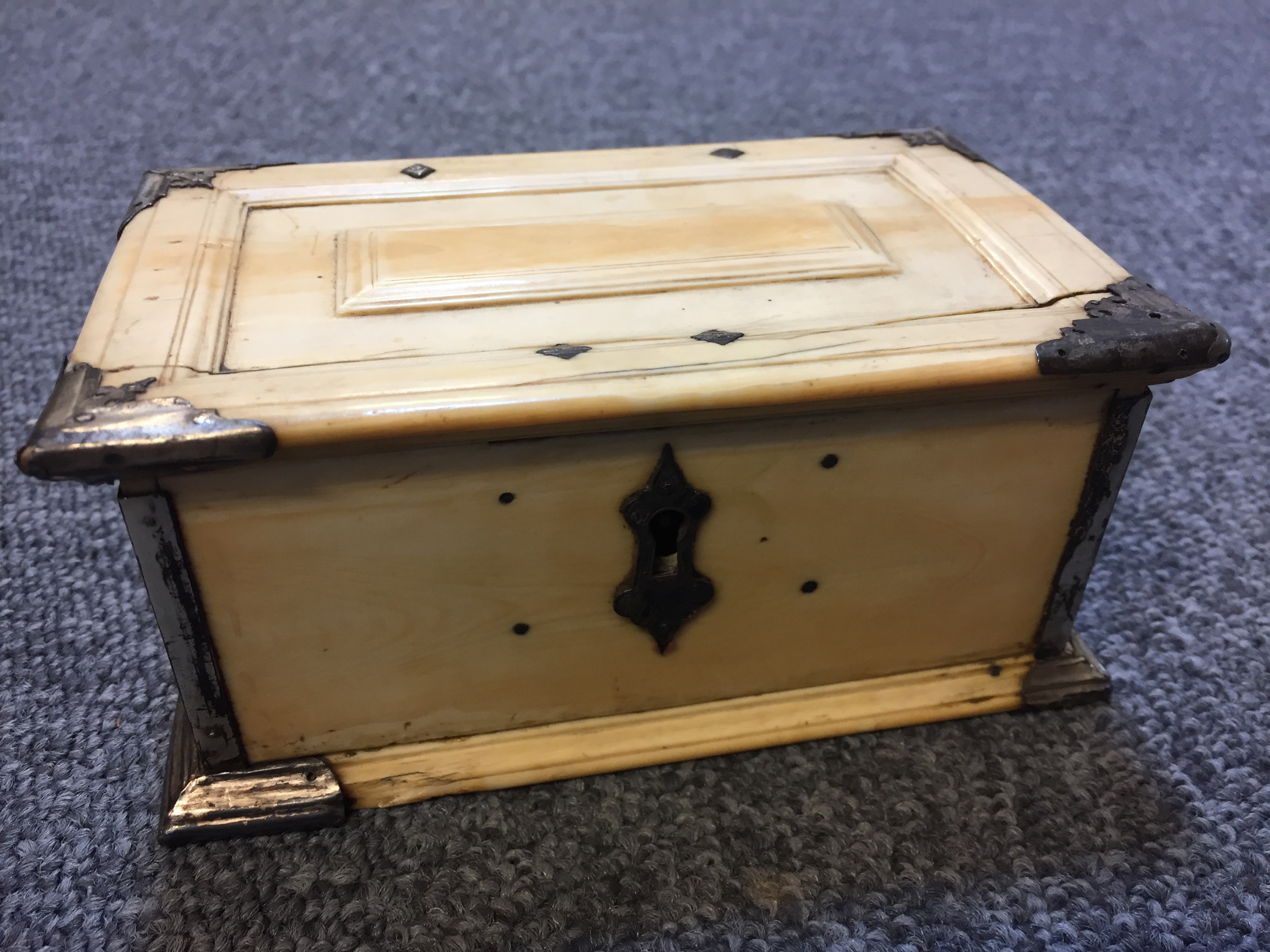 Lot 92 - Casket. An early 18th century ivory casket