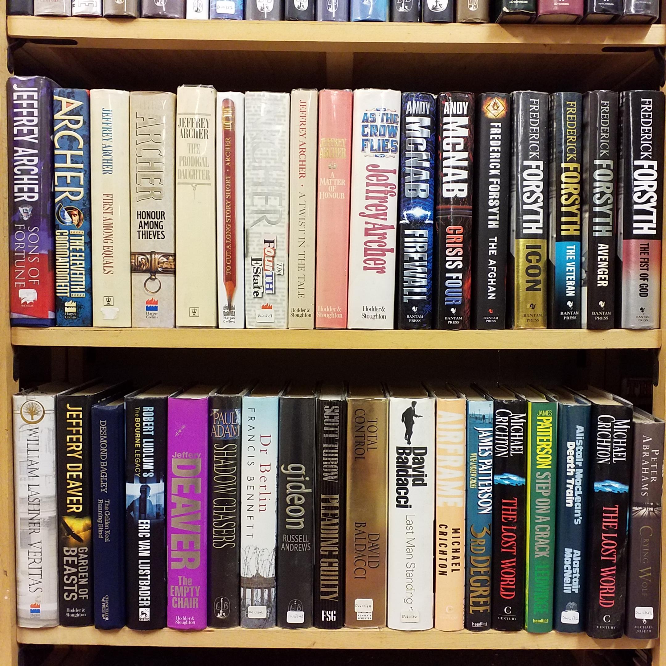 Lot 718 - Modern Fiction. A large collection of modern