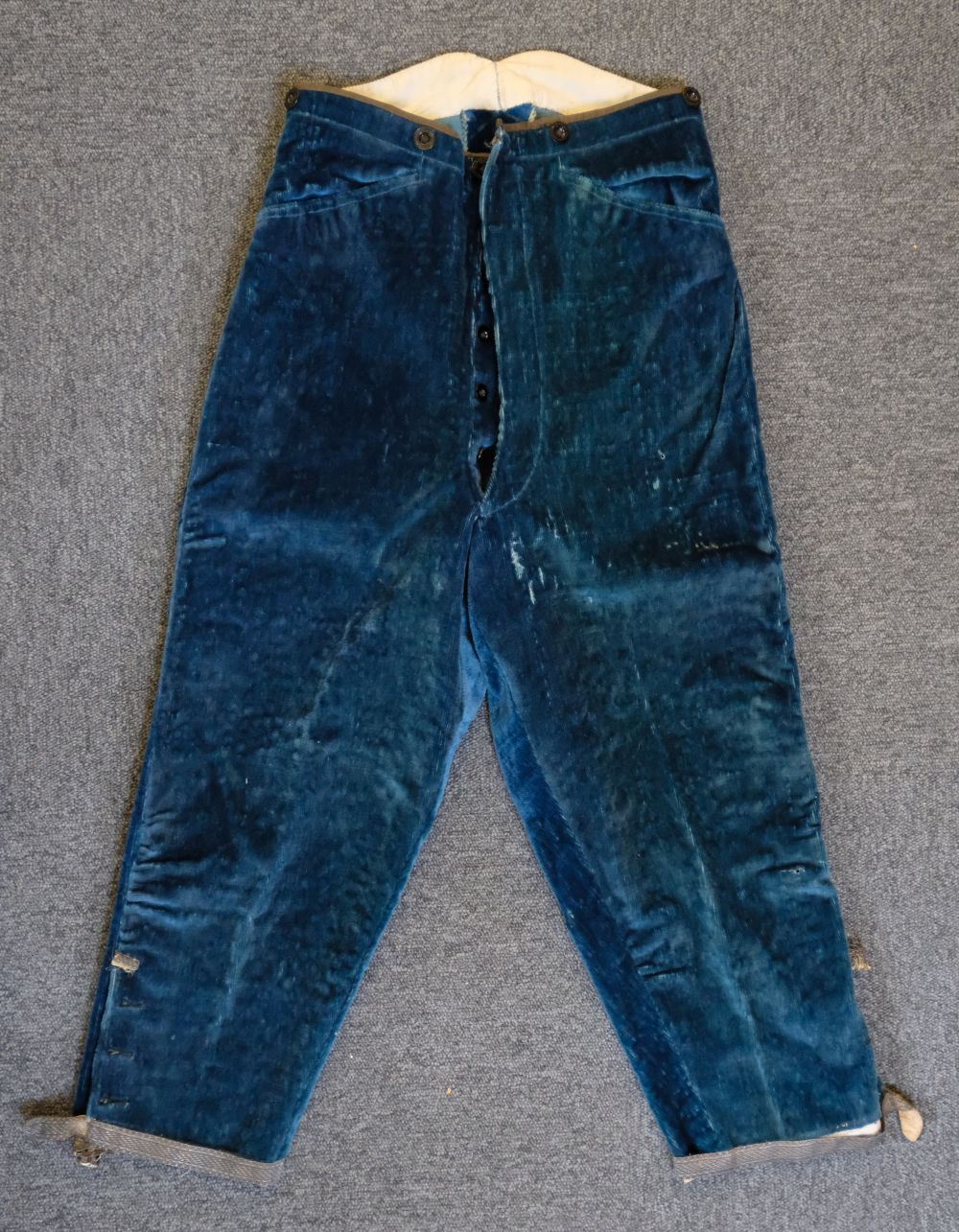 Lot 230 - Clothing. A footman's livery frock coat, mid-