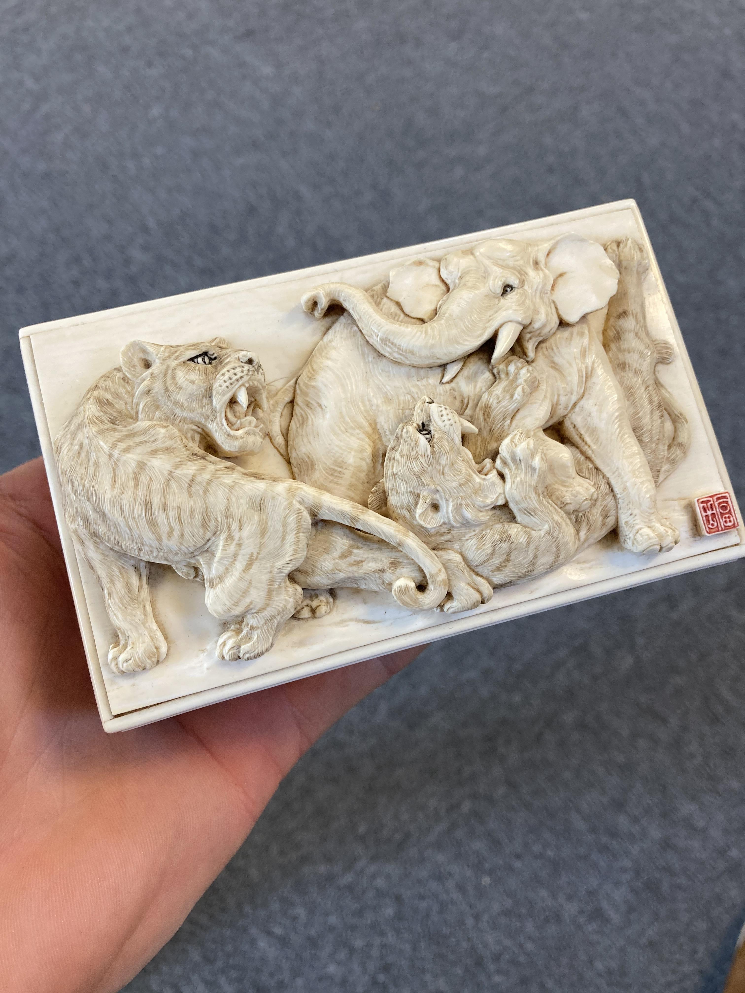 Lot 156 - Japanese box and netsuke