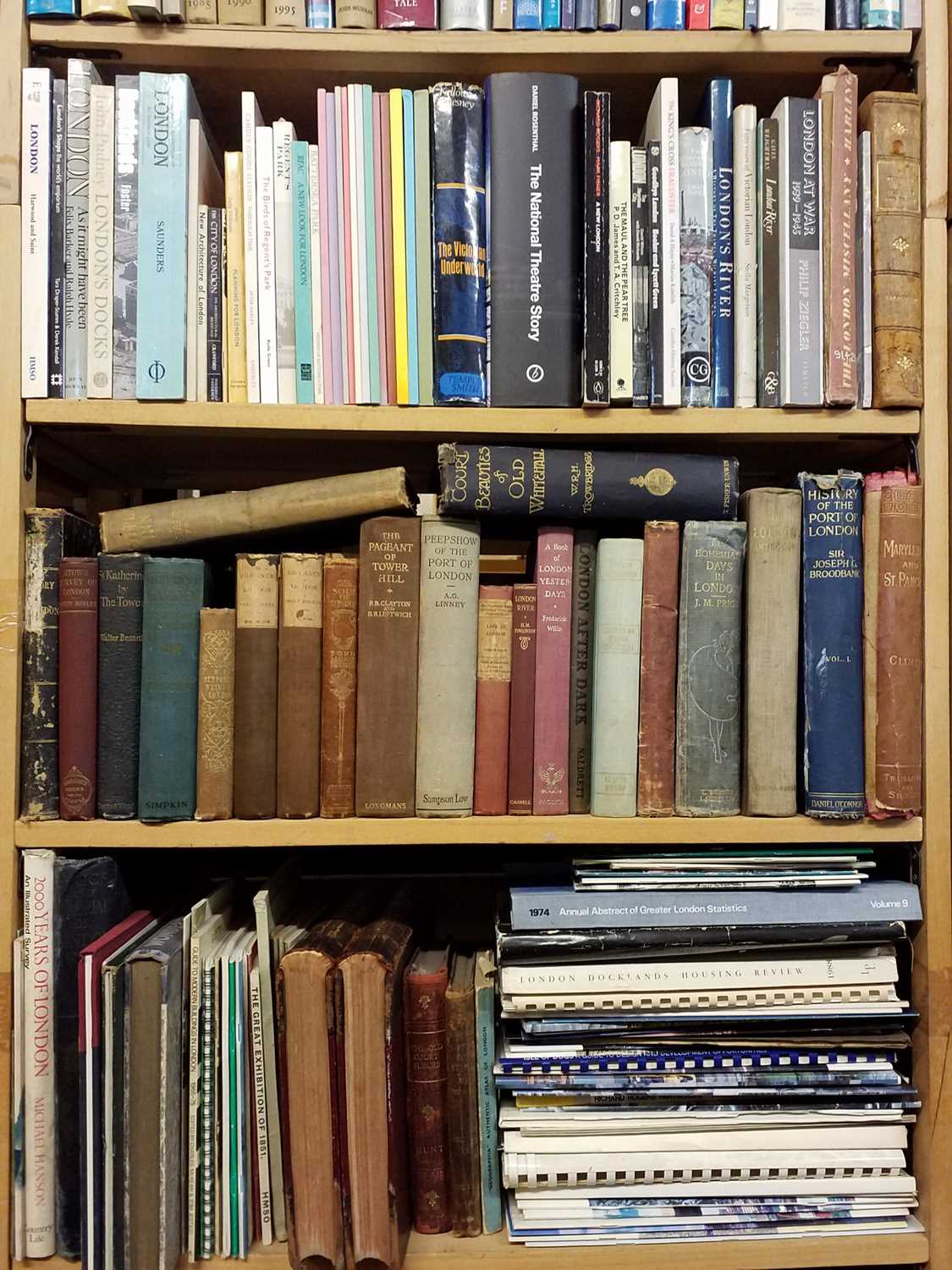 Lot 420 - London. A large collection of London