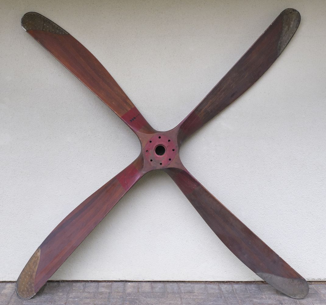 Lot 100 - Propeller. A fine WWI DH4 four-blade