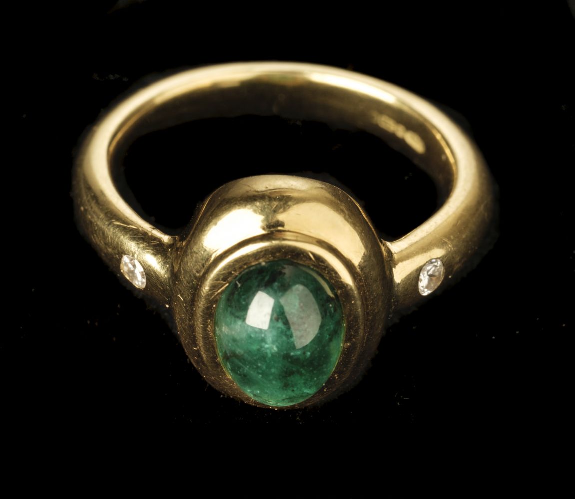 Lot 375 - Emerald Ring. An 18ct gold emerald ring set