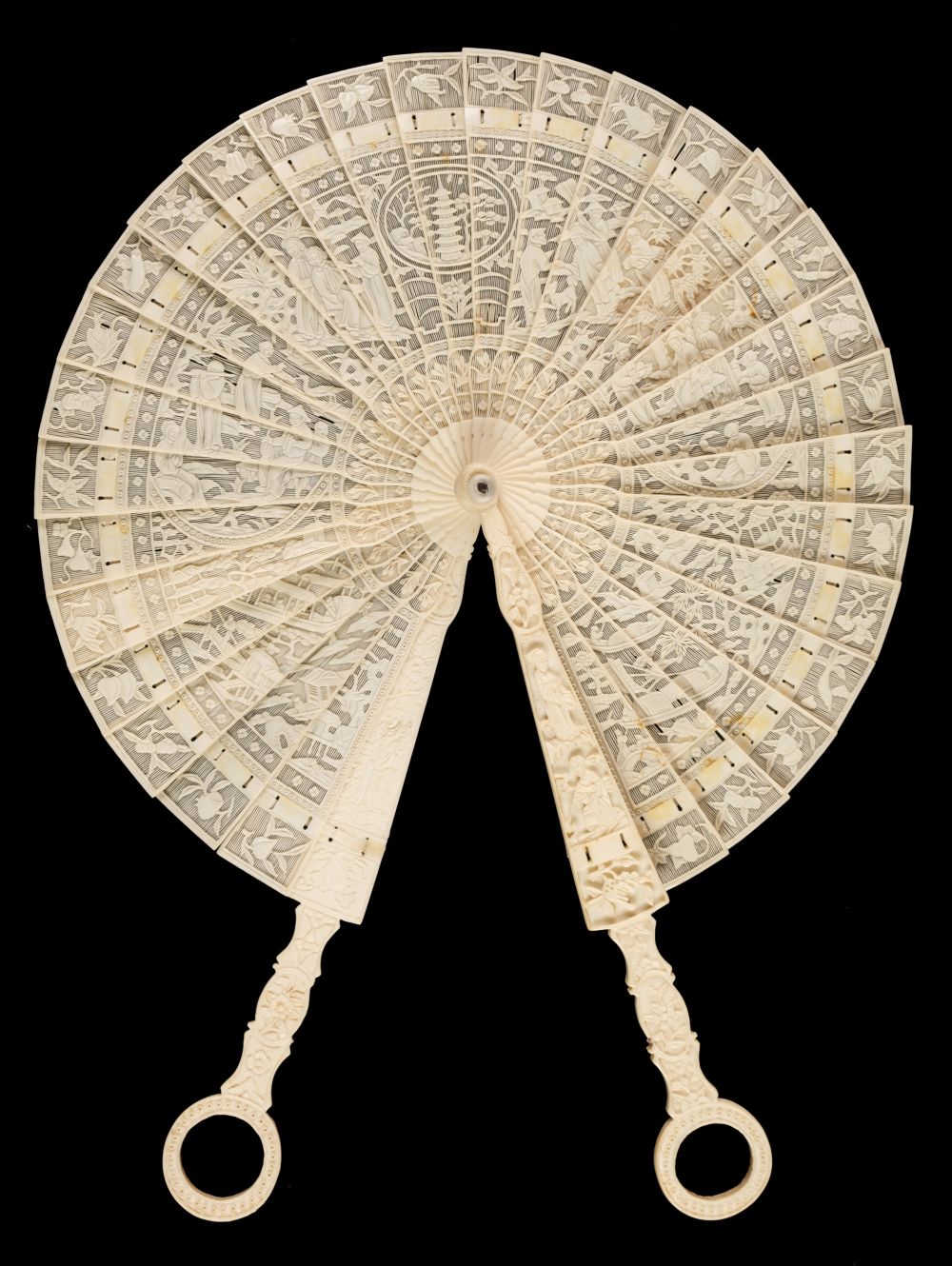 Lot 354 - Chinese. An ivory cockade fan, late