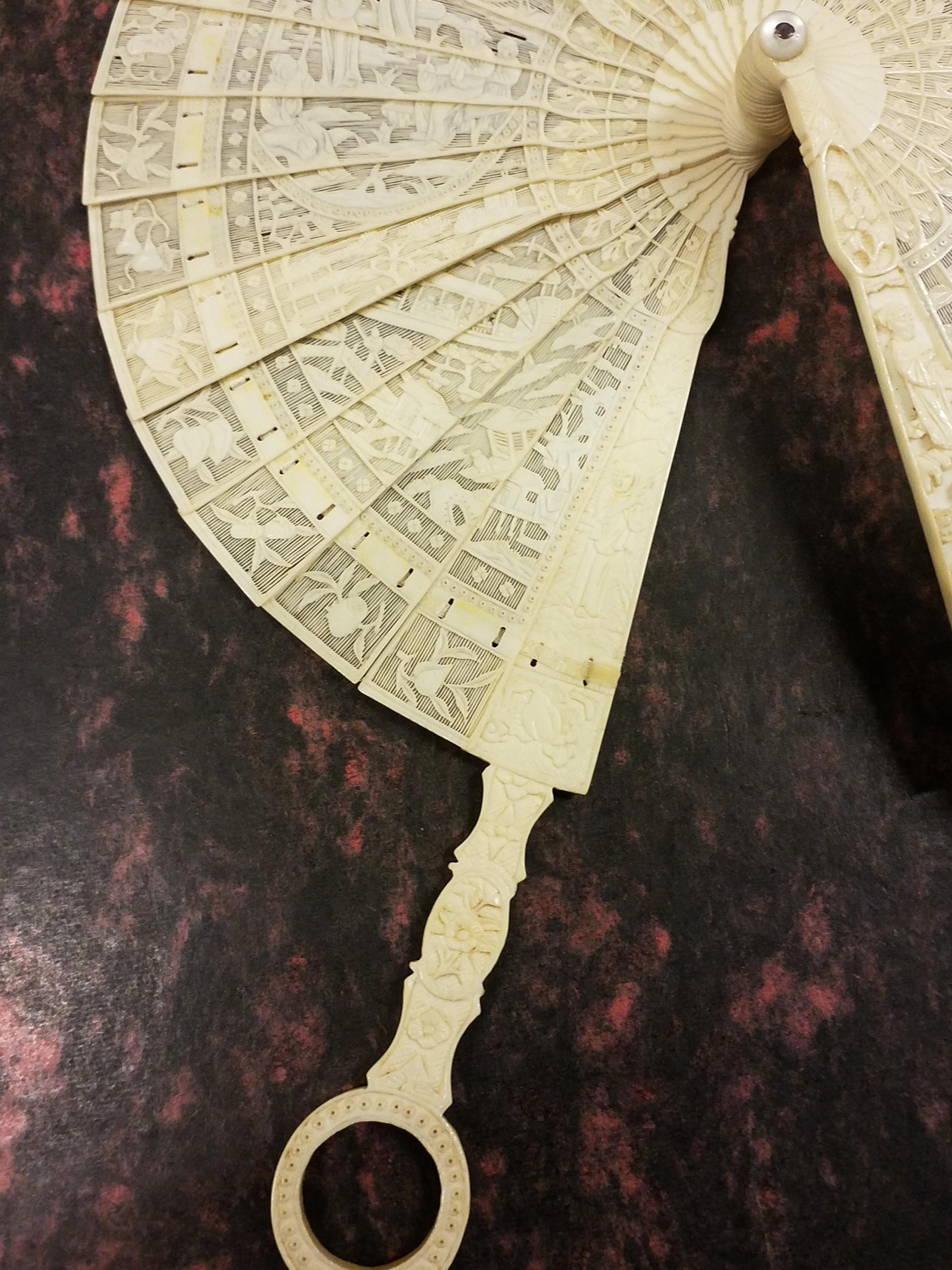 Lot 354 - Chinese. An ivory cockade fan, late