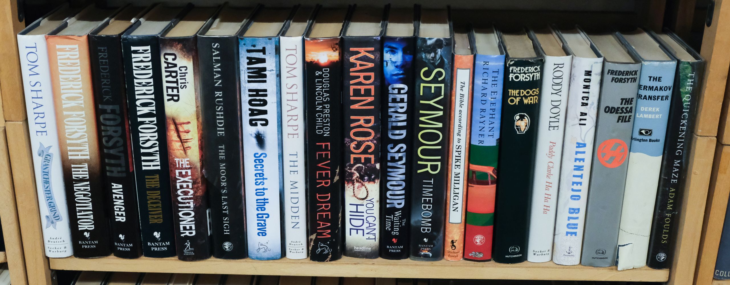 Lot 139 - Modern Fiction, a large collection of modern