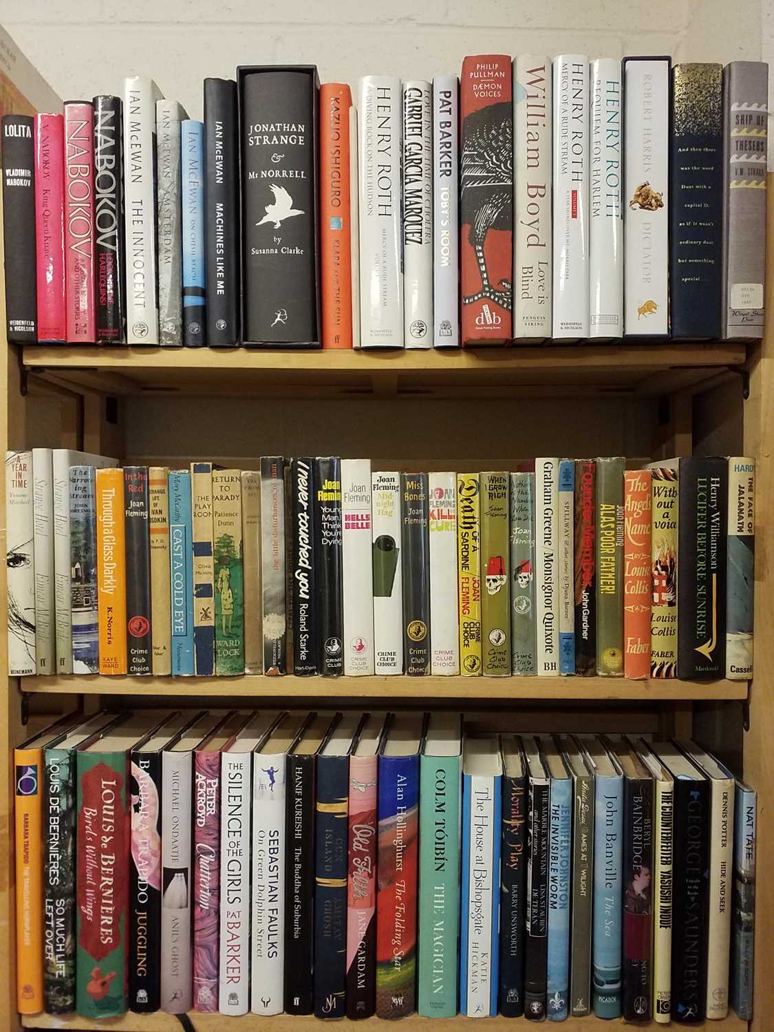 Lot 439 - Modern Fiction. A large collection of modern