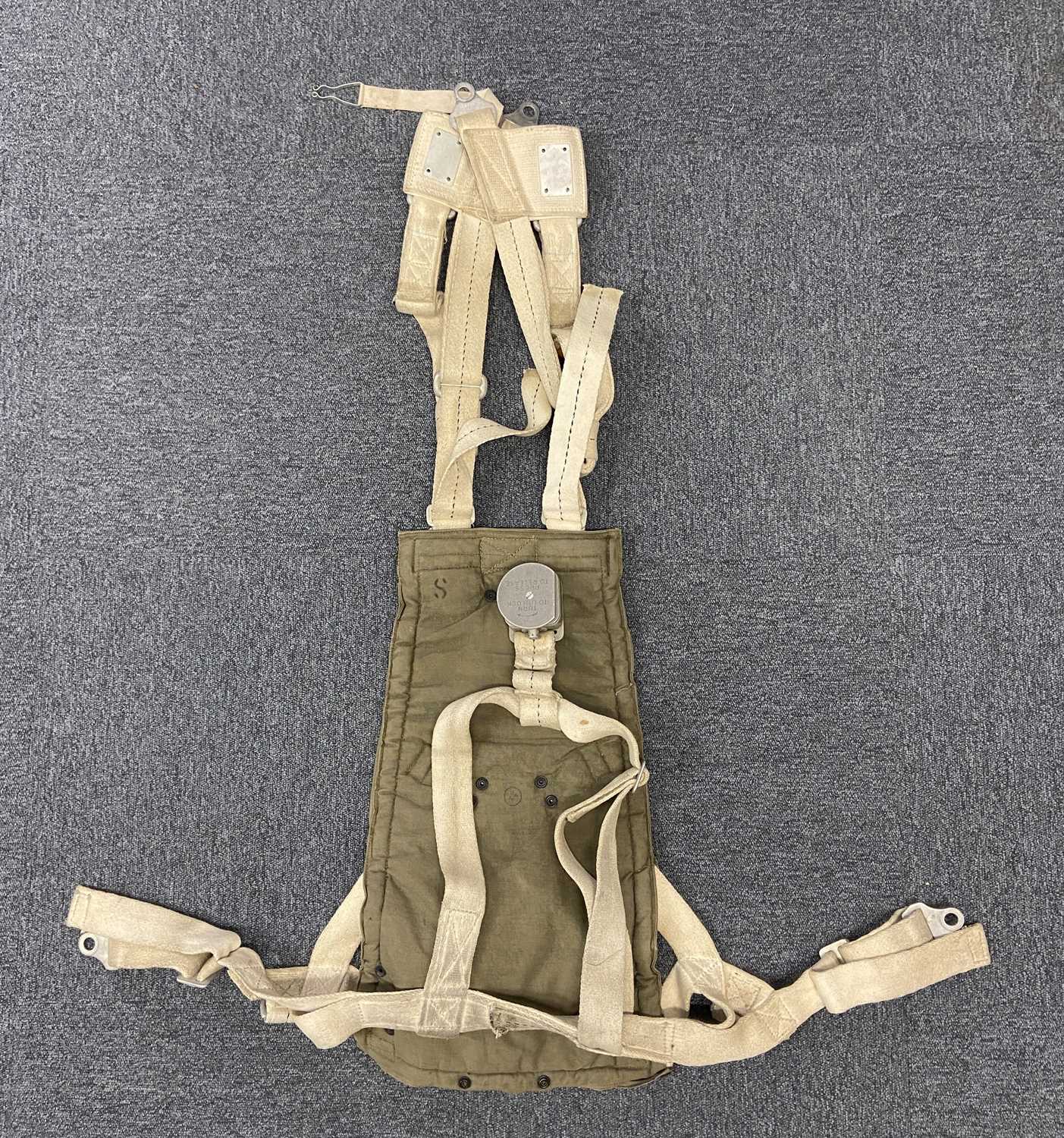 Lot 254 - Parachute. A WWII RAF observer type