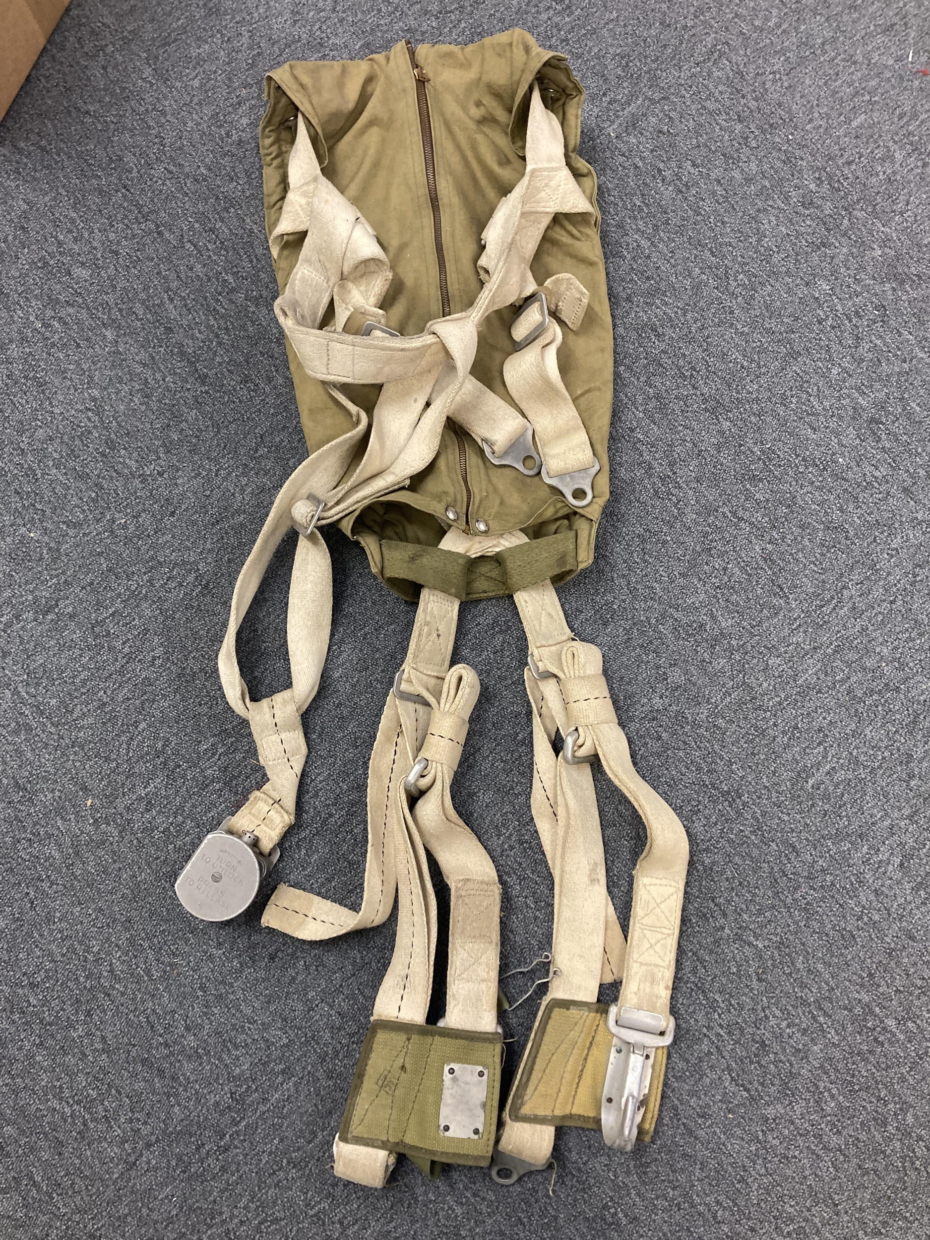 Lot 193 - Parachute. A WWII period RAF observer type