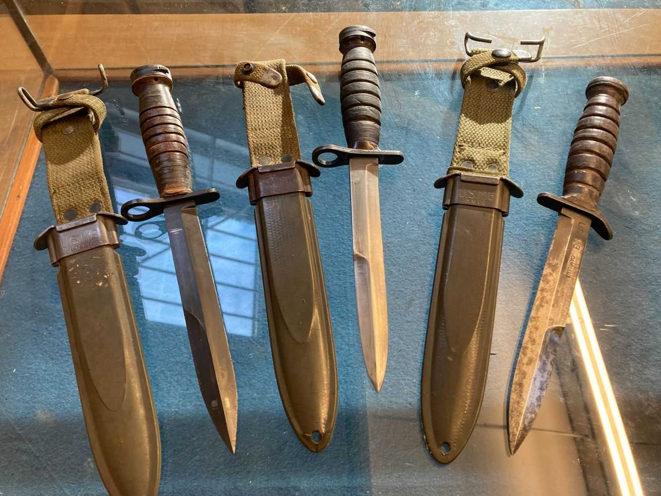 Lot 430 - Fighting Knife. A WWII American M4 fighting