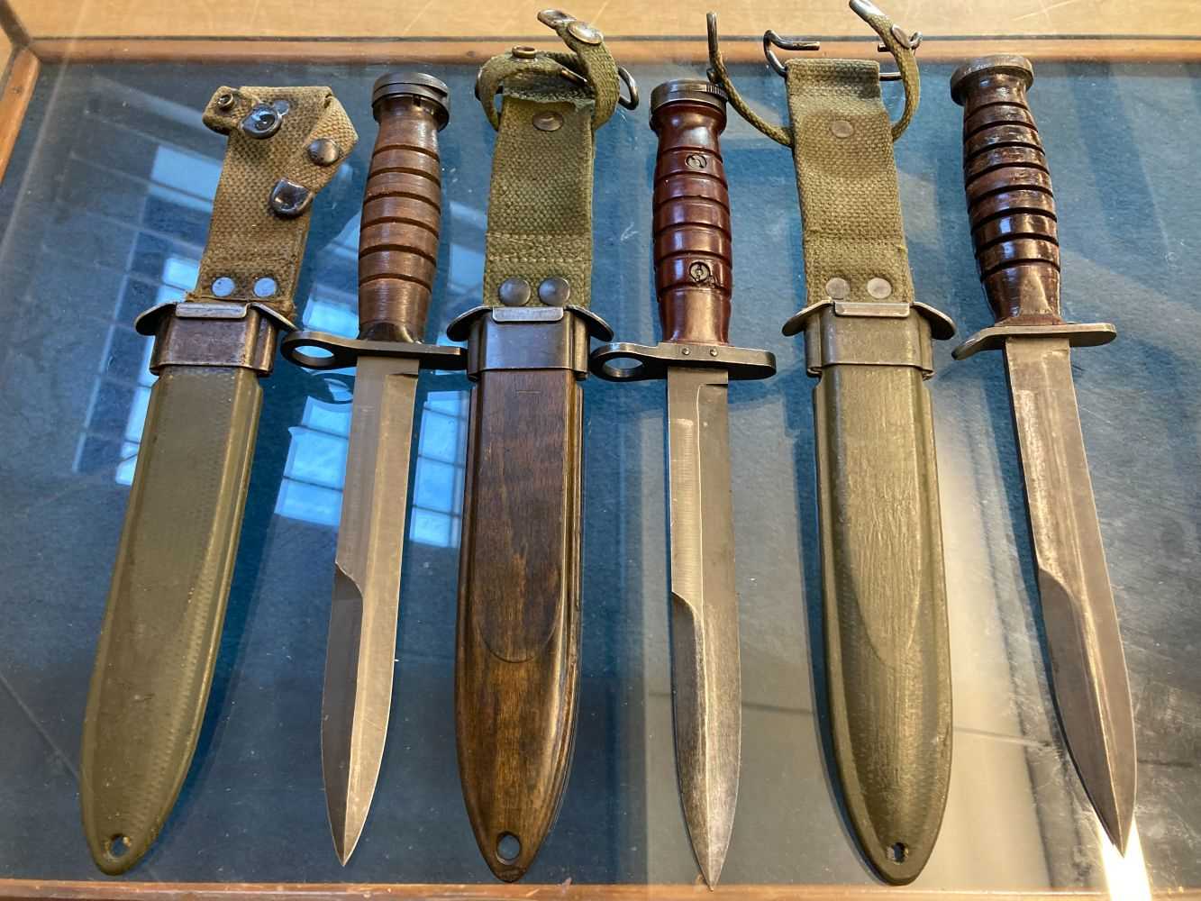 Lot 431 - Fighting Knife. A WWII American M4 Imperial