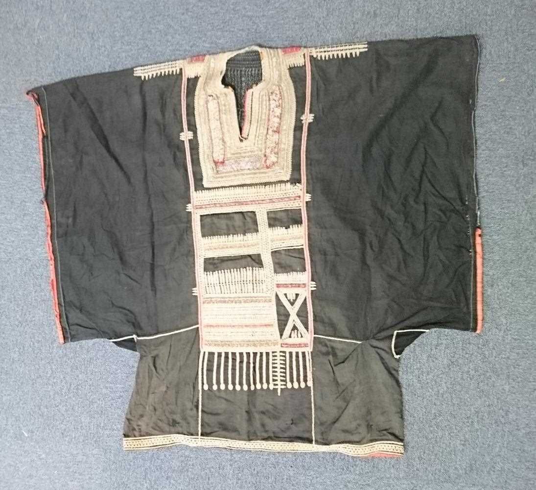 Lot 462 - Yemen. A collection of 8 garments (qamis),