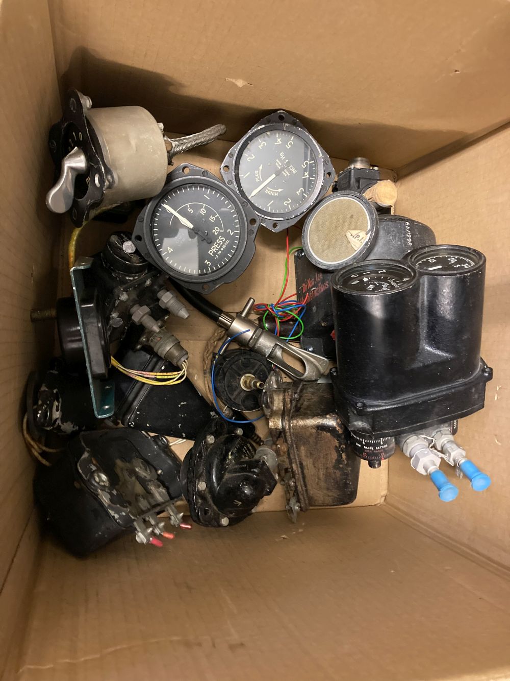 Lot 41 - Cockpit Instruments. An aircraft instrument