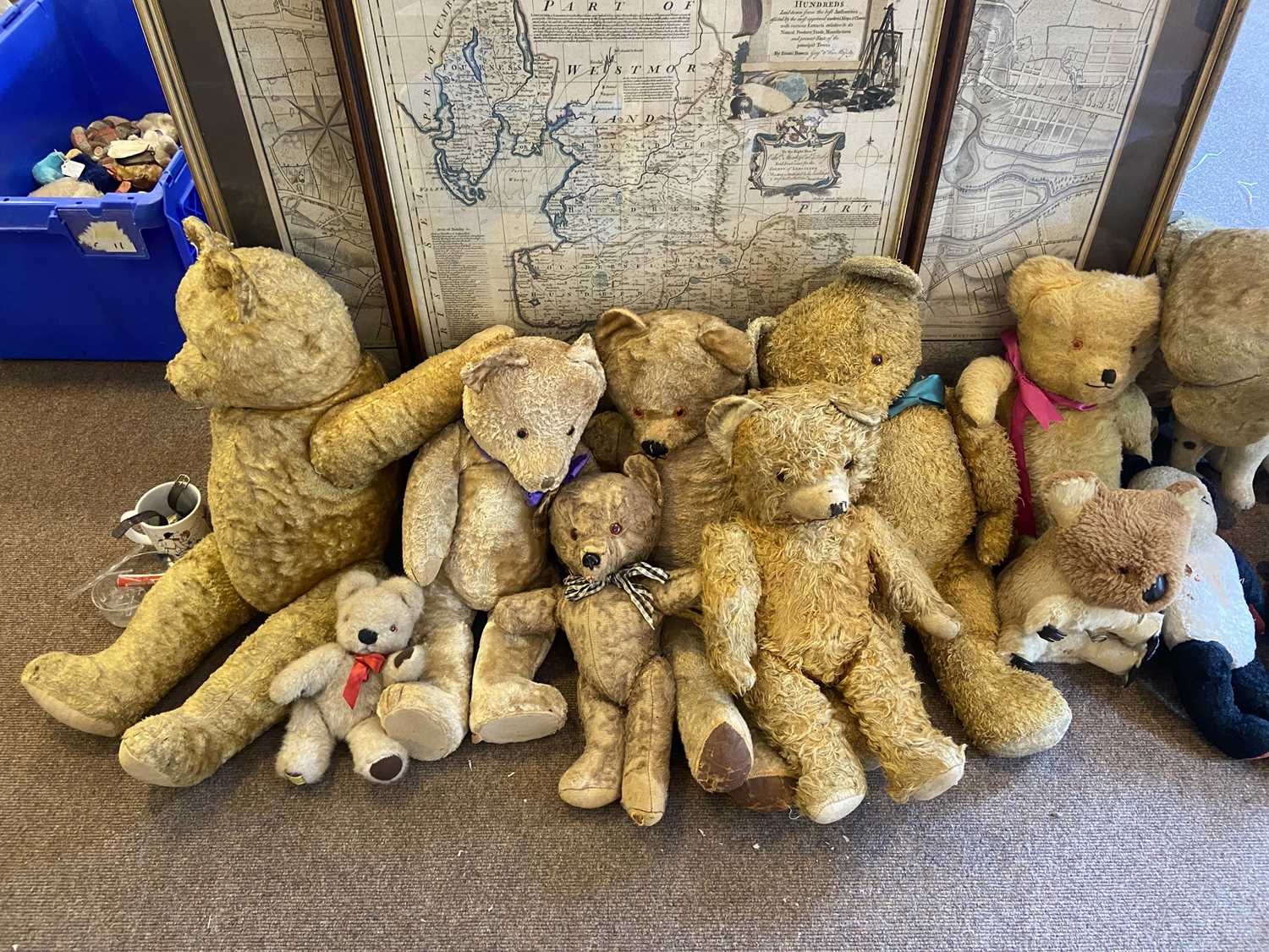 Lot 177 - Teddy Bears. A collection of 32 teddy bears,