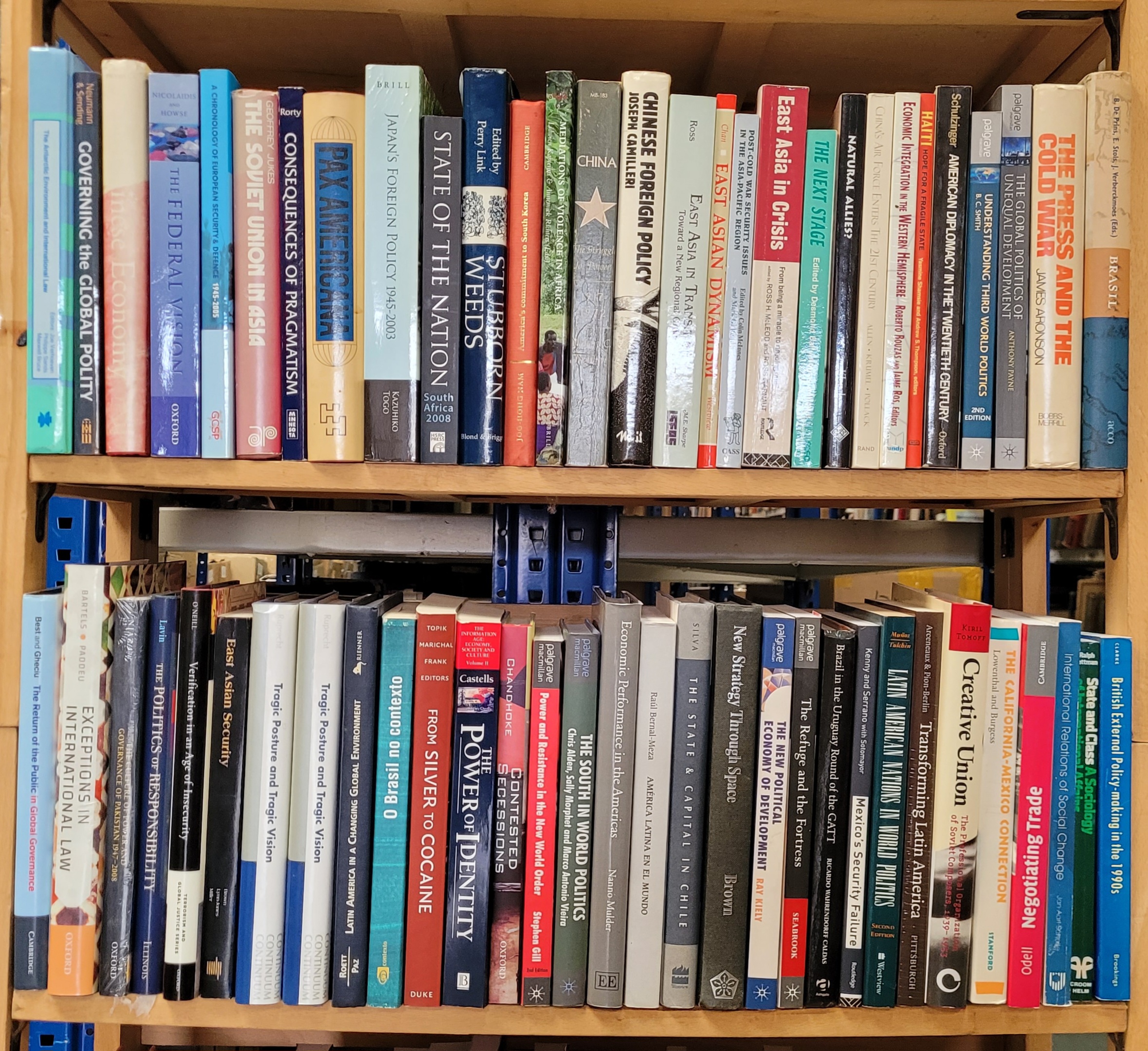 Lot 544 - Politics. A large collection of modern