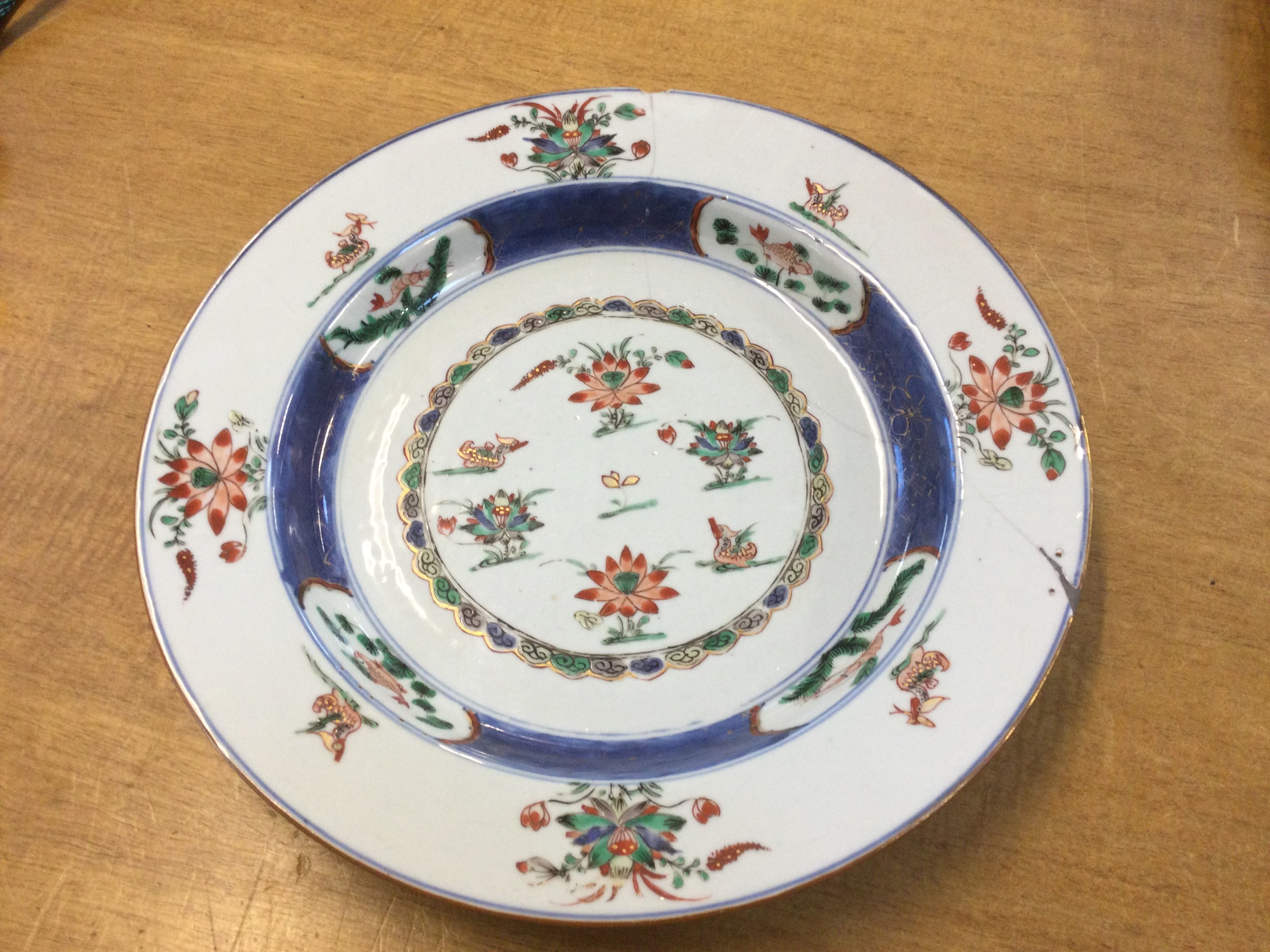 Lot 41 - Chinese famille verte charger, 18th century
