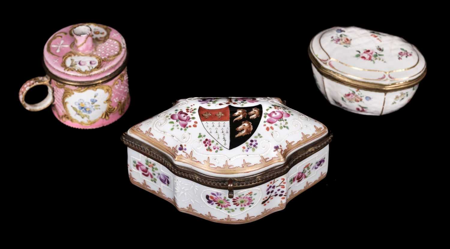 Lot 27 - Trinket box. A 19th century trinket box with