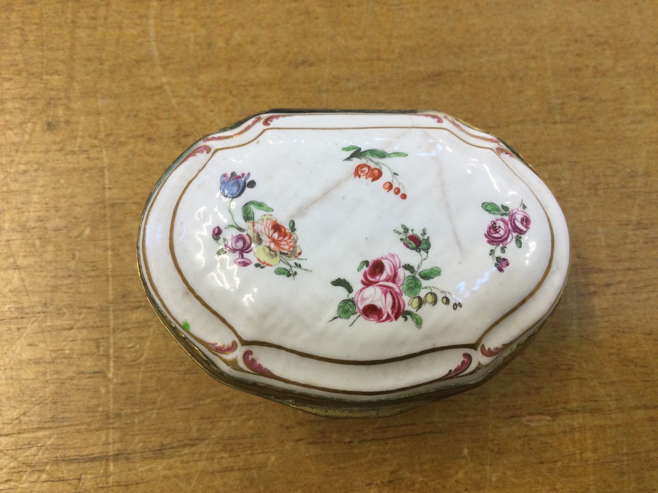 Lot 27 - Trinket box. A 19th century trinket box with