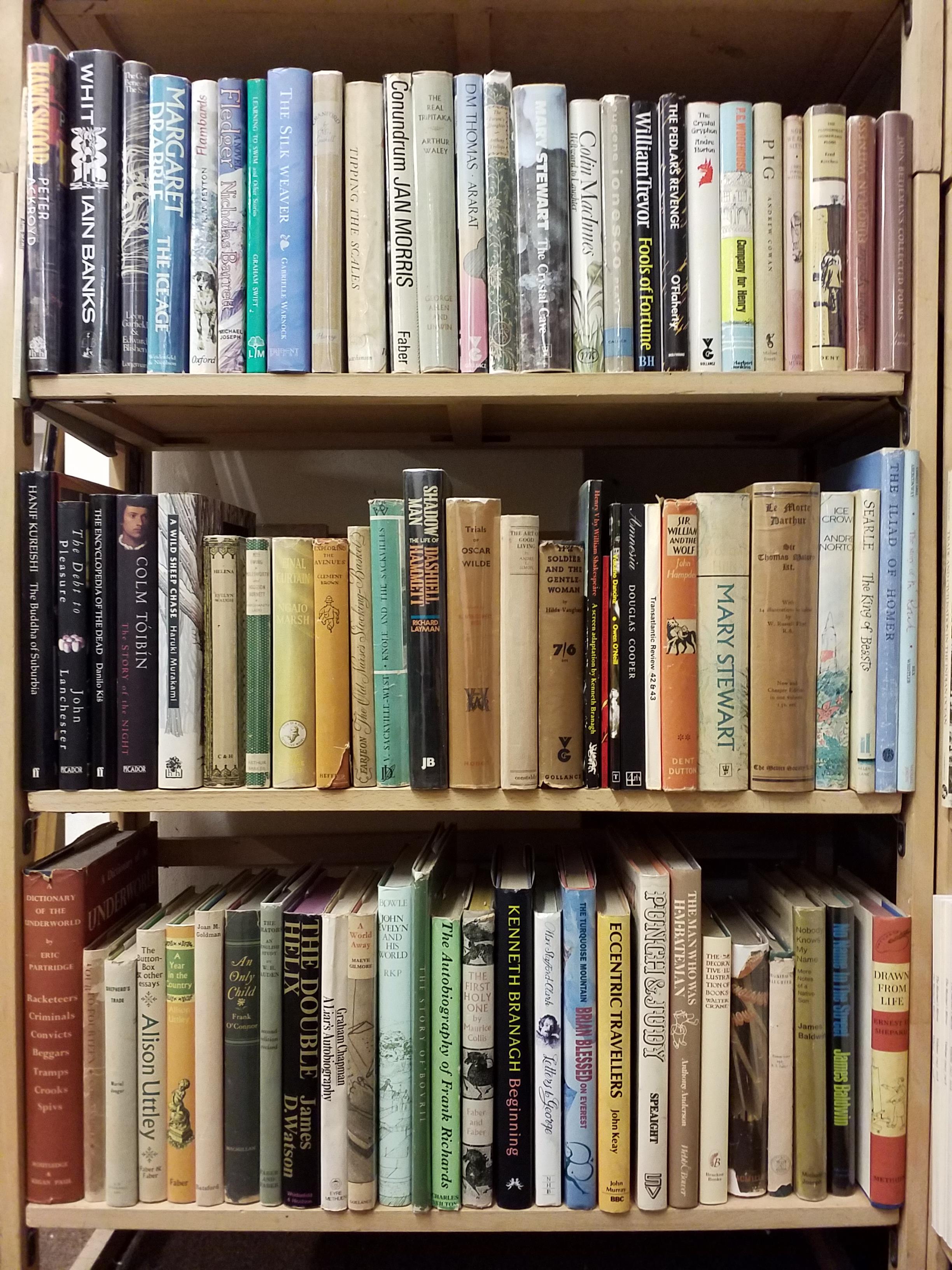 Lot 458 - Modern Fiction. A large collection of modern