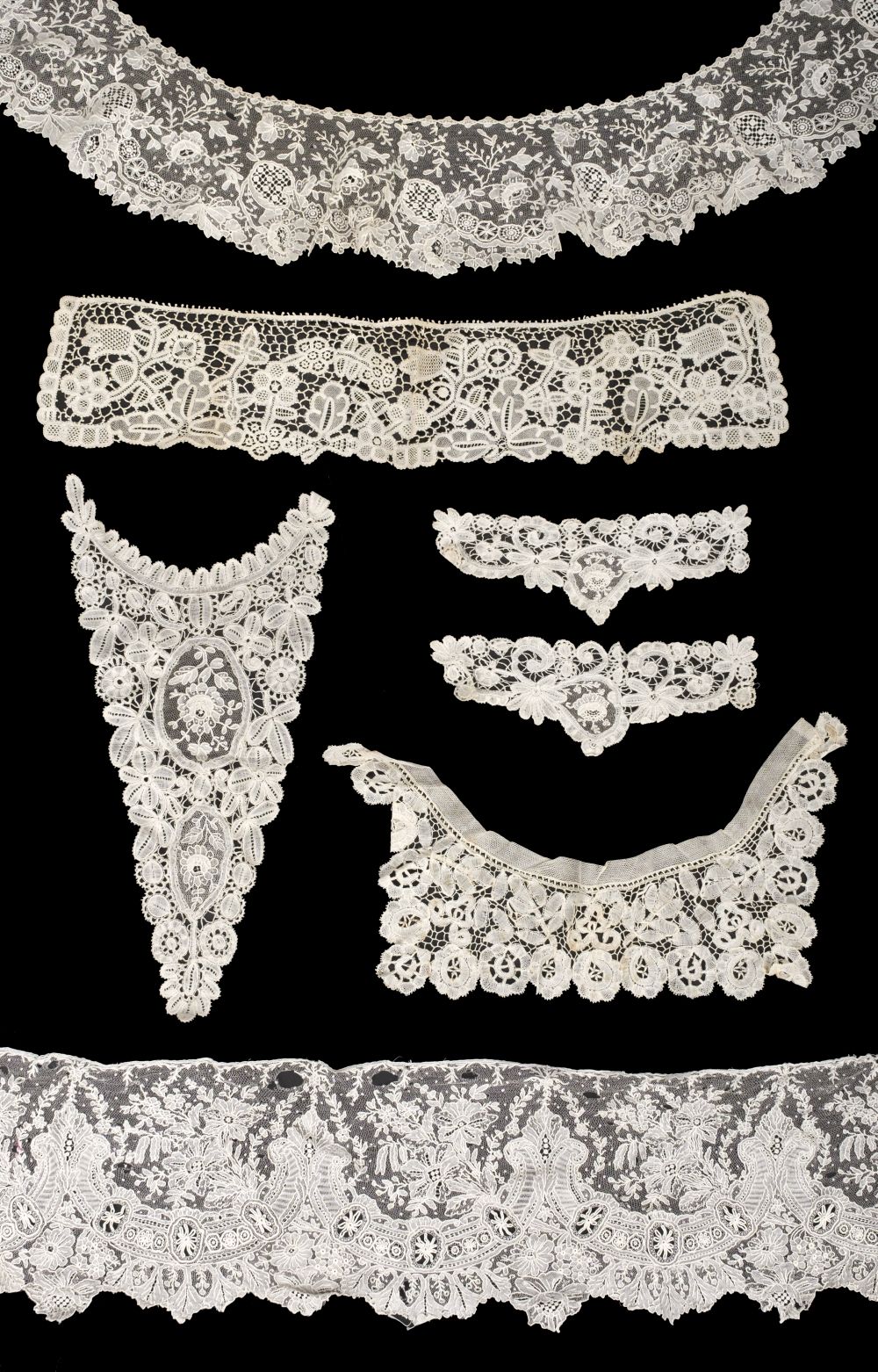 Lot 427 - Lace. A collection of lace items, some