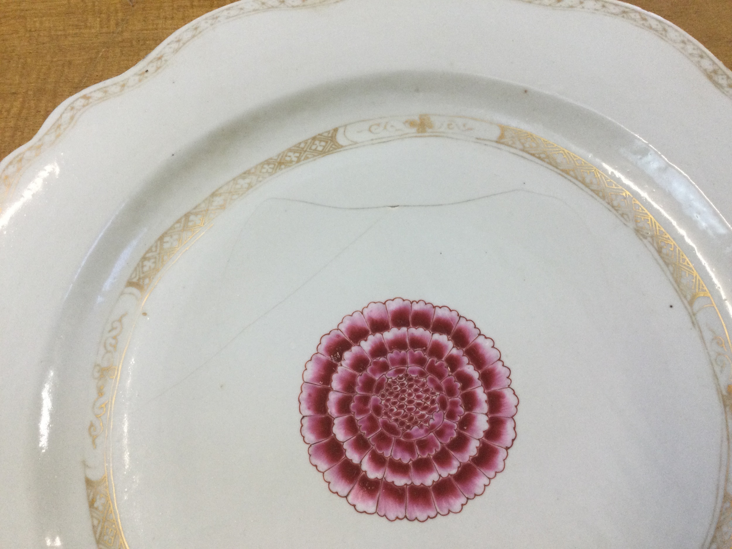 Lot 24 - Charger. Chinese famille rose porcelain