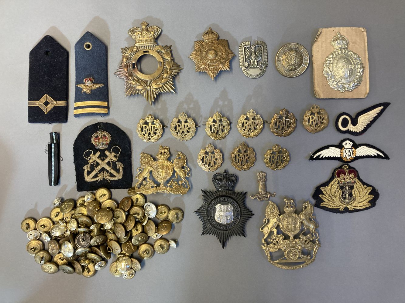 Lot 129 - Military cap badges, including WWII RAF cap