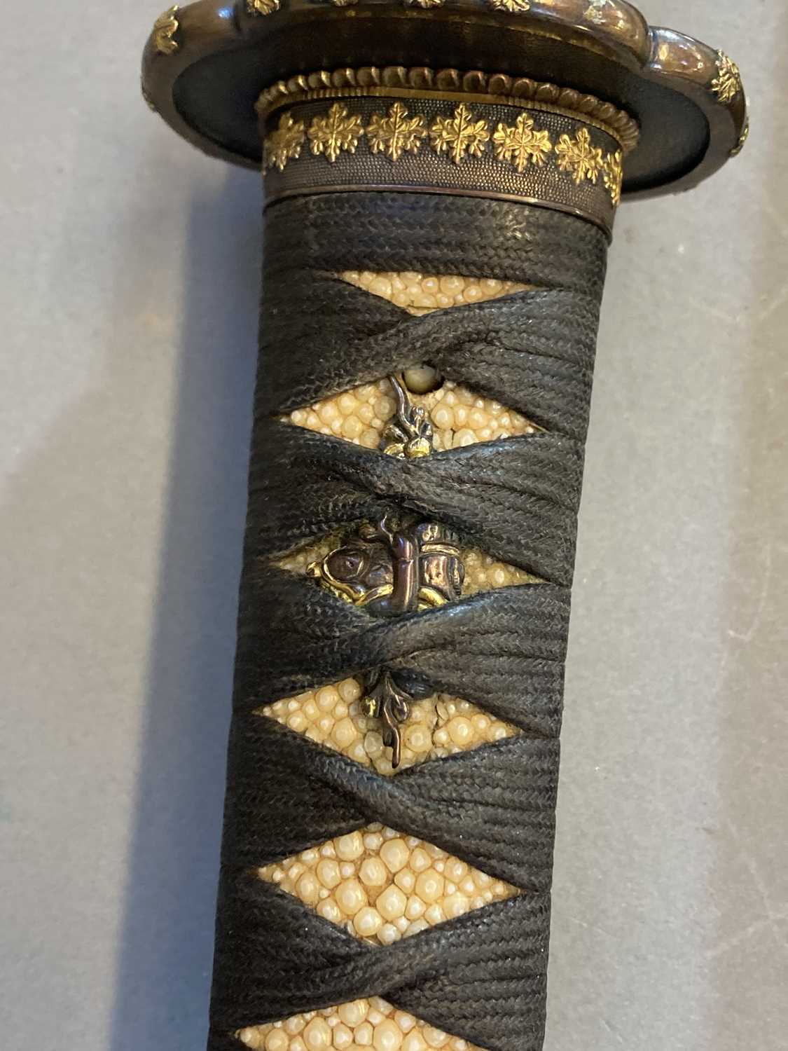 Lot 335 - Japanese Sword. A Japanese Short Sword