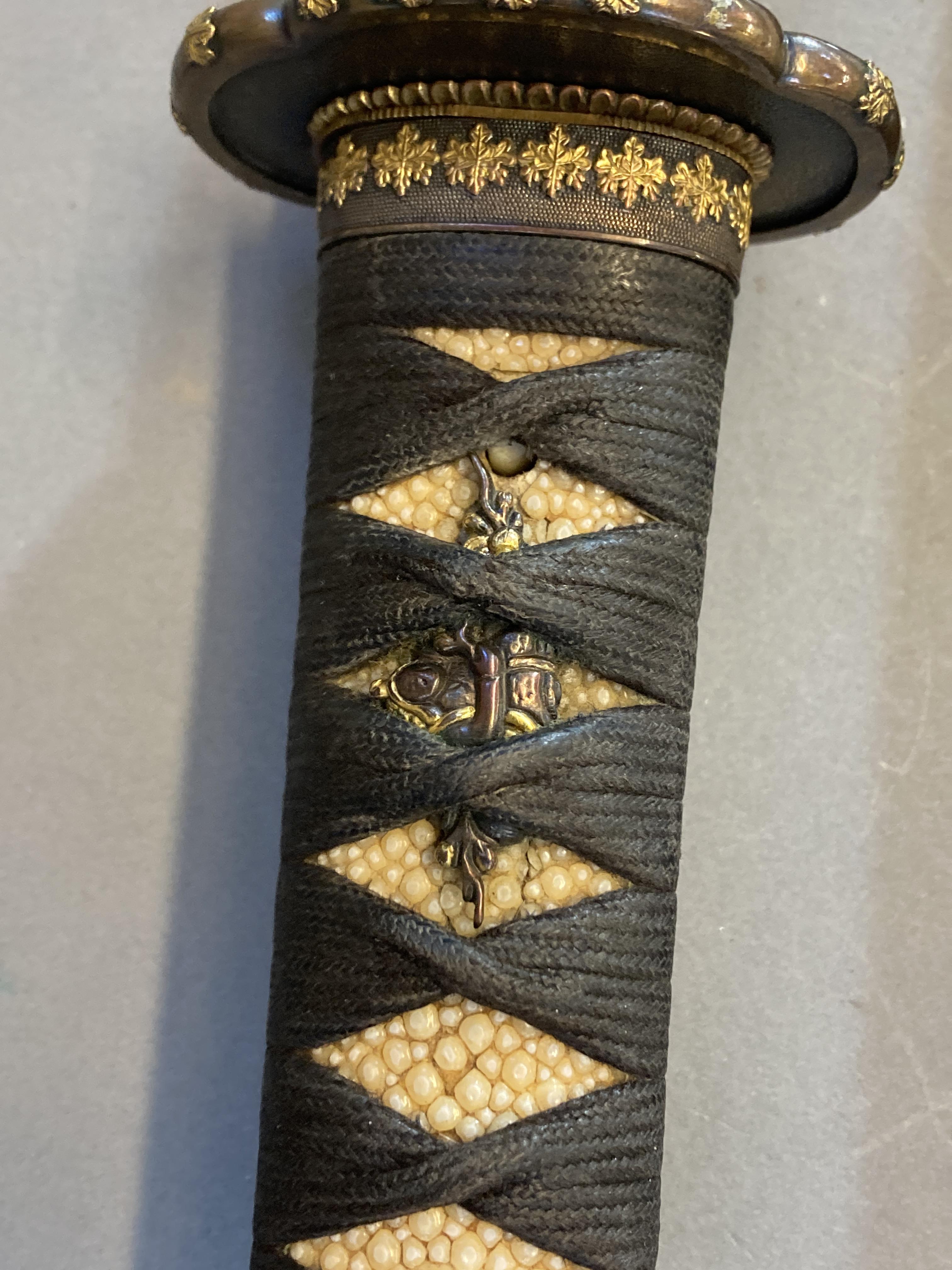 Lot 335 - Japanese Sword. A Japanese Short Sword